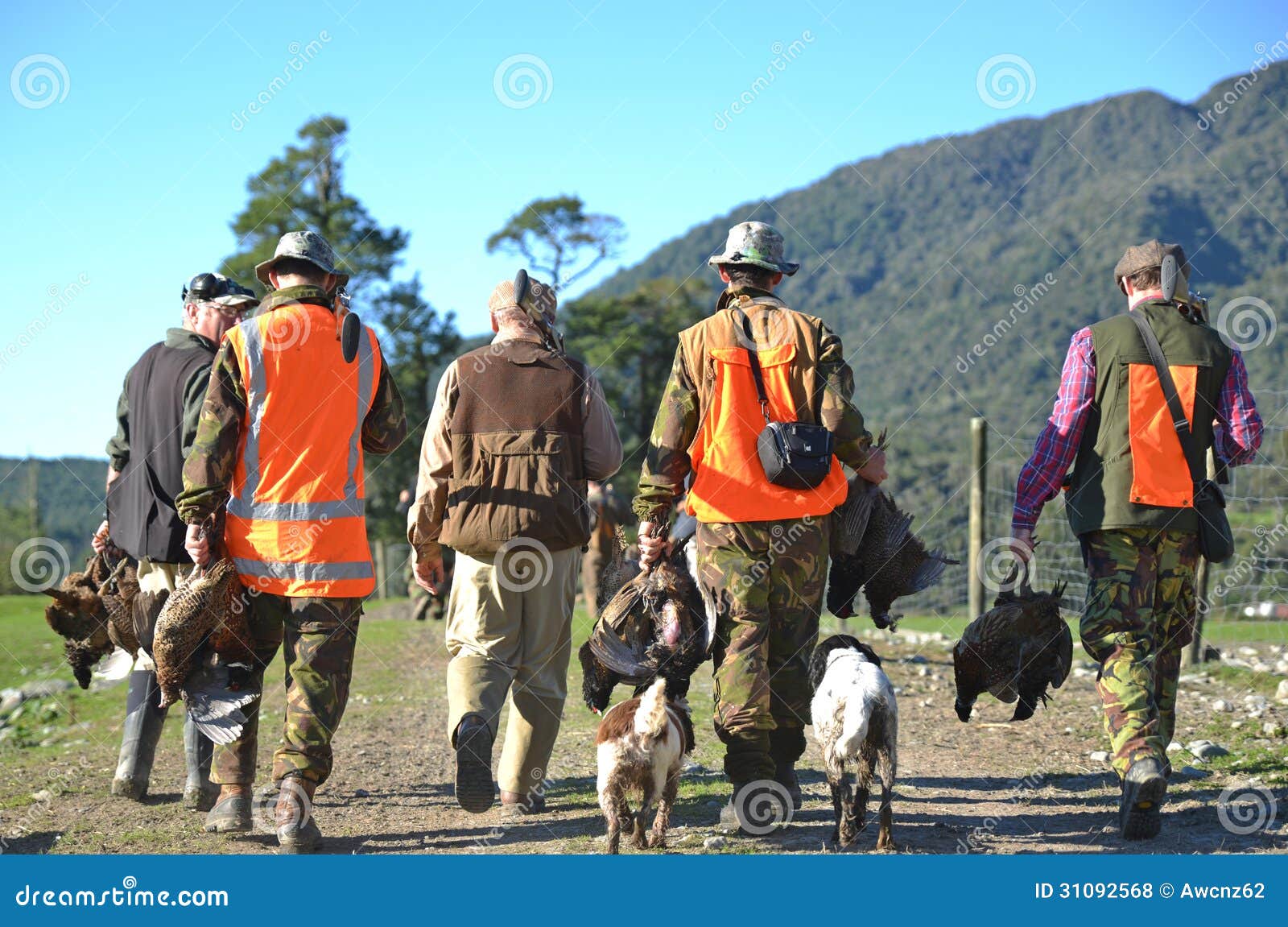 Il ritorno dei cacciatori fotografia stock. Immagine di amicizia - 31092568