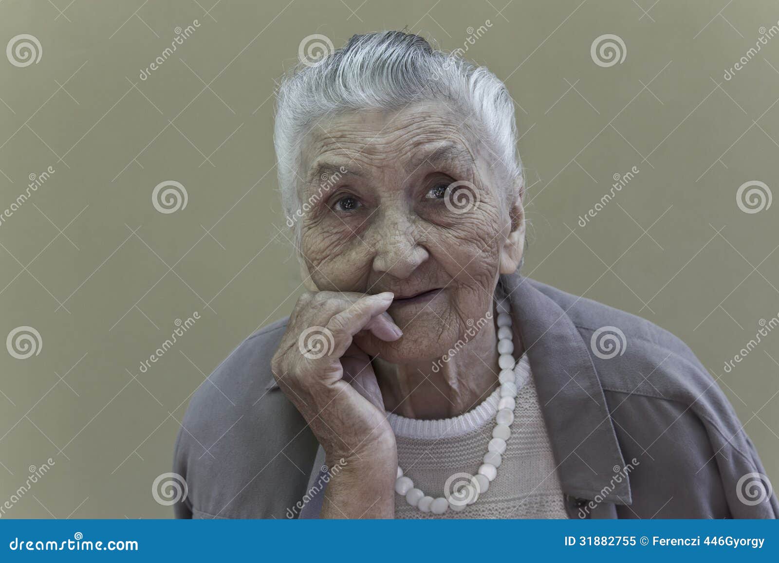 Il Ritratto Della Signora Anziana Immagine Stock - Immagine di armi ...