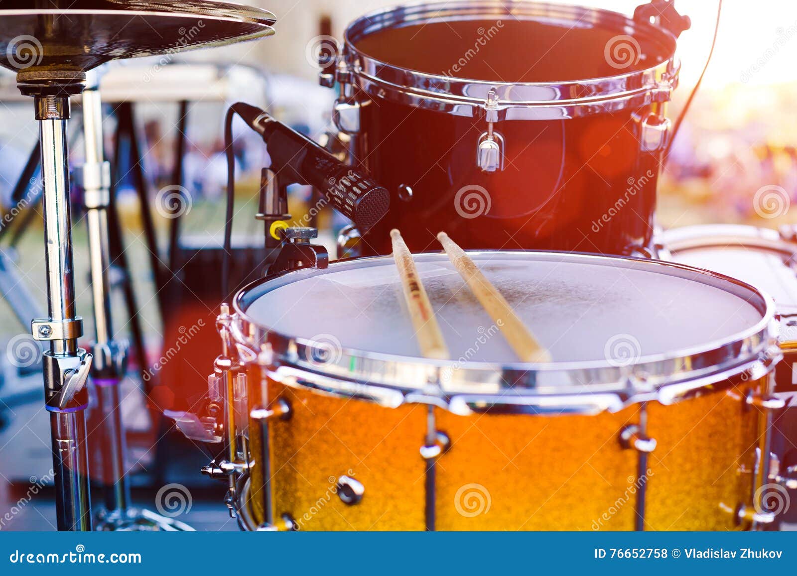 Il tamburo sulla fase fotografia stock. Immagine di attività - 76652758