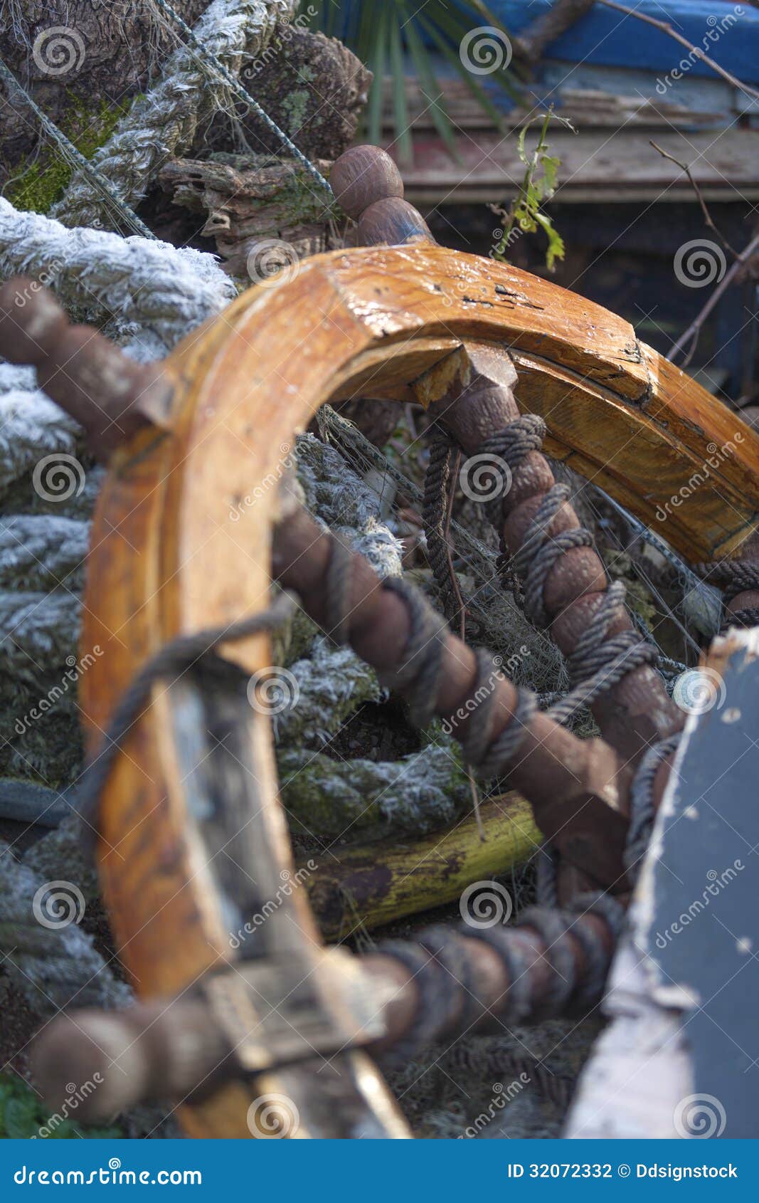 Il Timone Della Vecchia Nave Fotografia Stock - Immagine di crociera ...