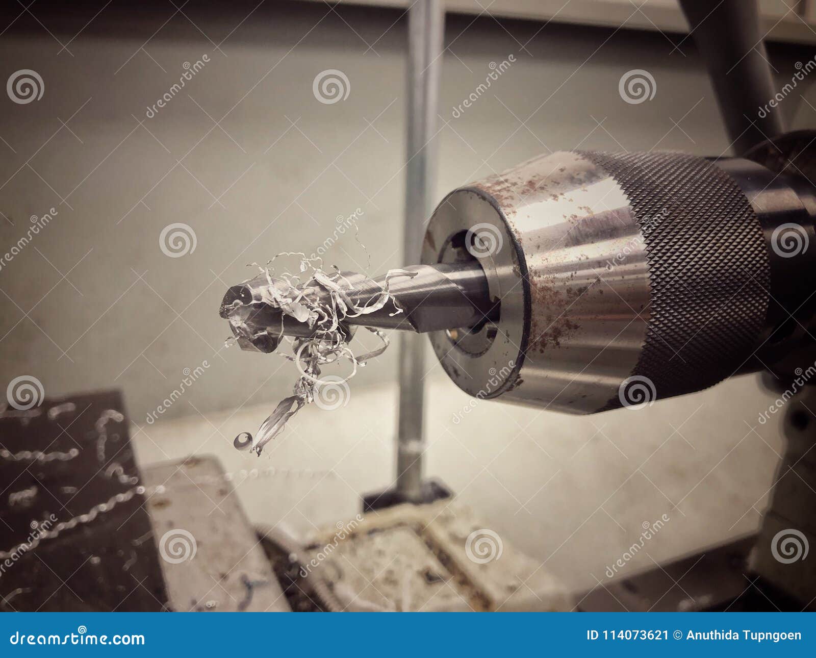 Il tornio immagine stock. Immagine di metallo, tornio - 114073621