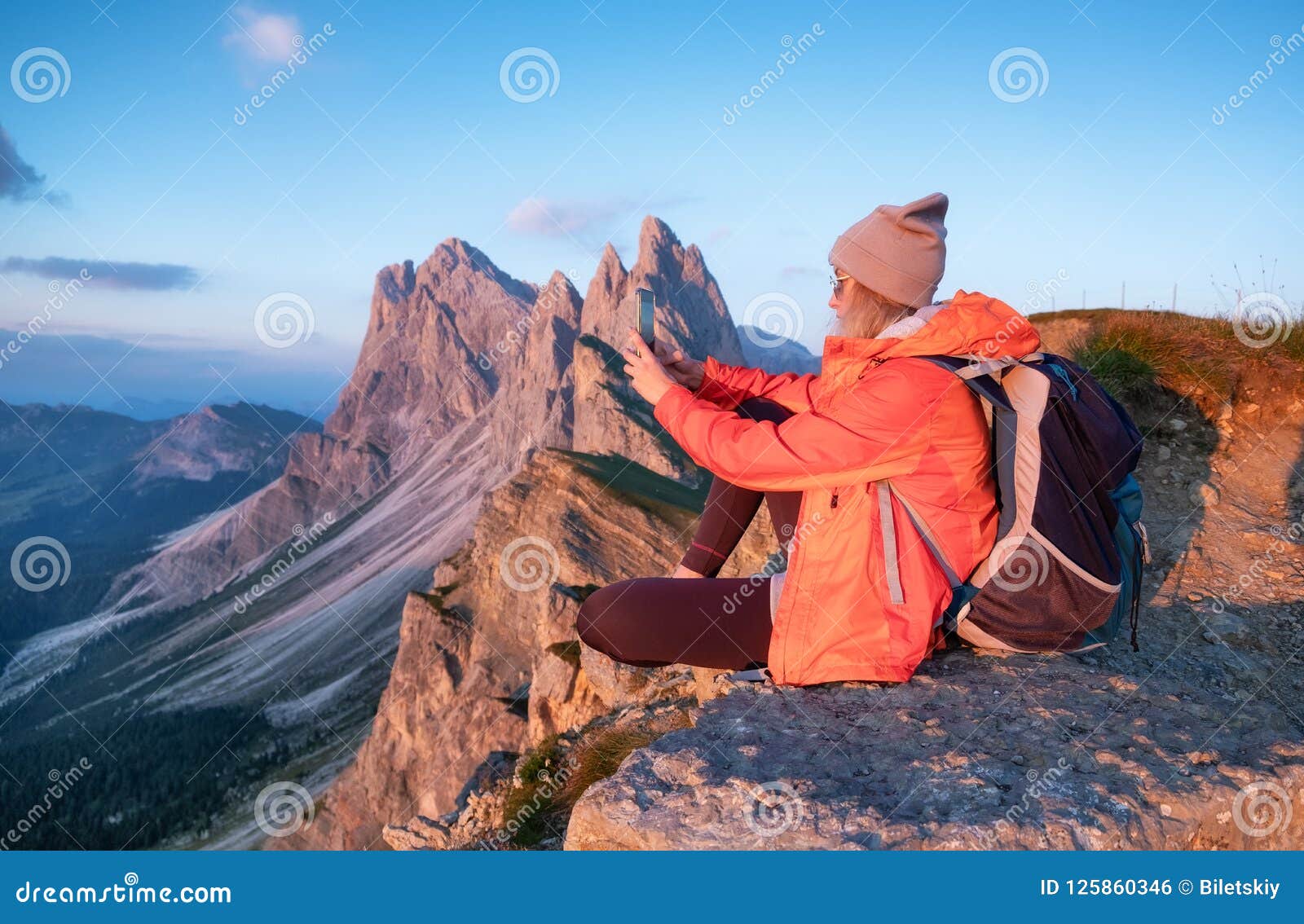 Il Turista Fa Una Foto Da Un Telefono Sulla Cima Dell'alta Montagna ... Il Turista Fa Una Foto Da Un Telefono Sulla Cima Dell'alta Montagna ...