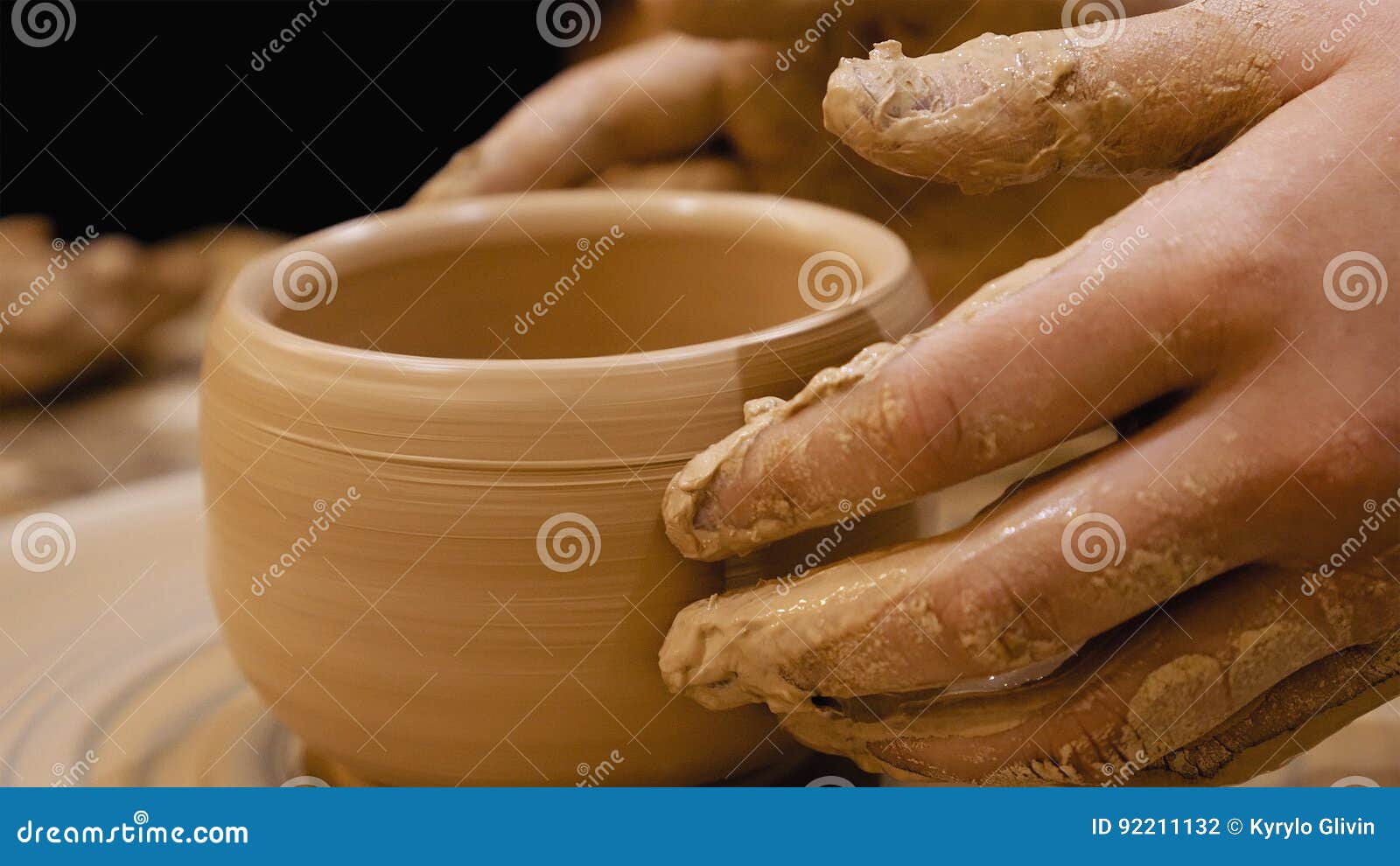 Il Vasaio Sta Facendo Il Vaso Di Argilla Sulla Ruota Del ` S Del Vasaio ... Il Vasaio Sta Facendo Il Vaso Di Argilla Sulla Ruota Del ` S Del Vasaio ...