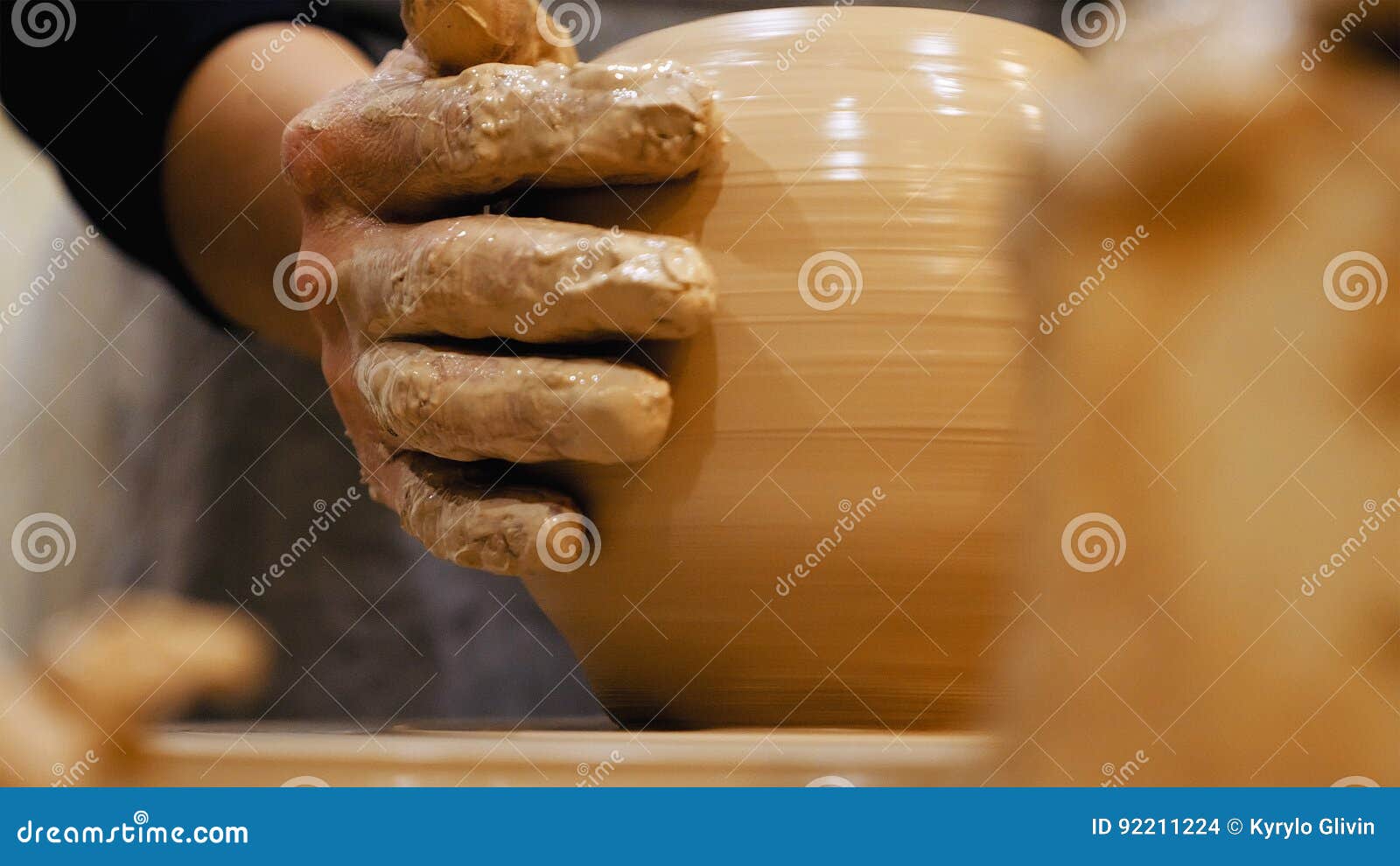 Il Vasaio Sta Facendo Il Vaso Di Argilla Sulla Ruota Del ` S Del Vasaio ... Il Vasaio Sta Facendo Il Vaso Di Argilla Sulla Ruota Del ` S Del Vasaio ...
