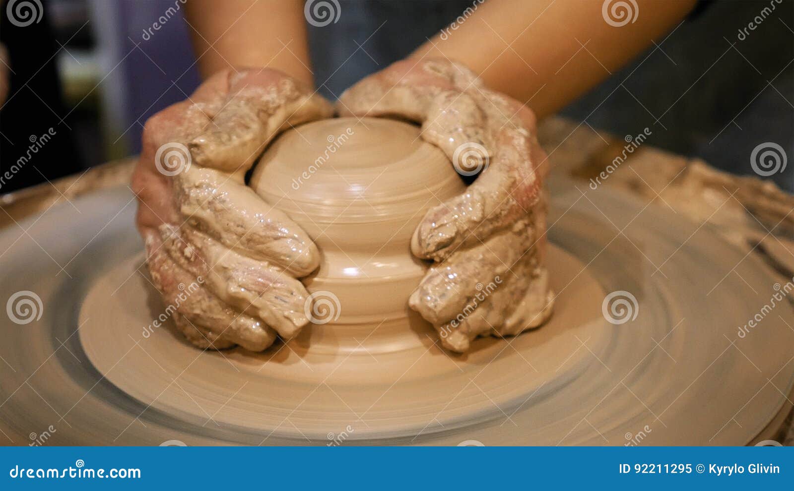 Il Vasaio Sta Facendo Il Vaso Di Argilla Sulla Ruota Del ` S Del Vasaio ... Il Vasaio Sta Facendo Il Vaso Di Argilla Sulla Ruota Del ` S Del Vasaio ...