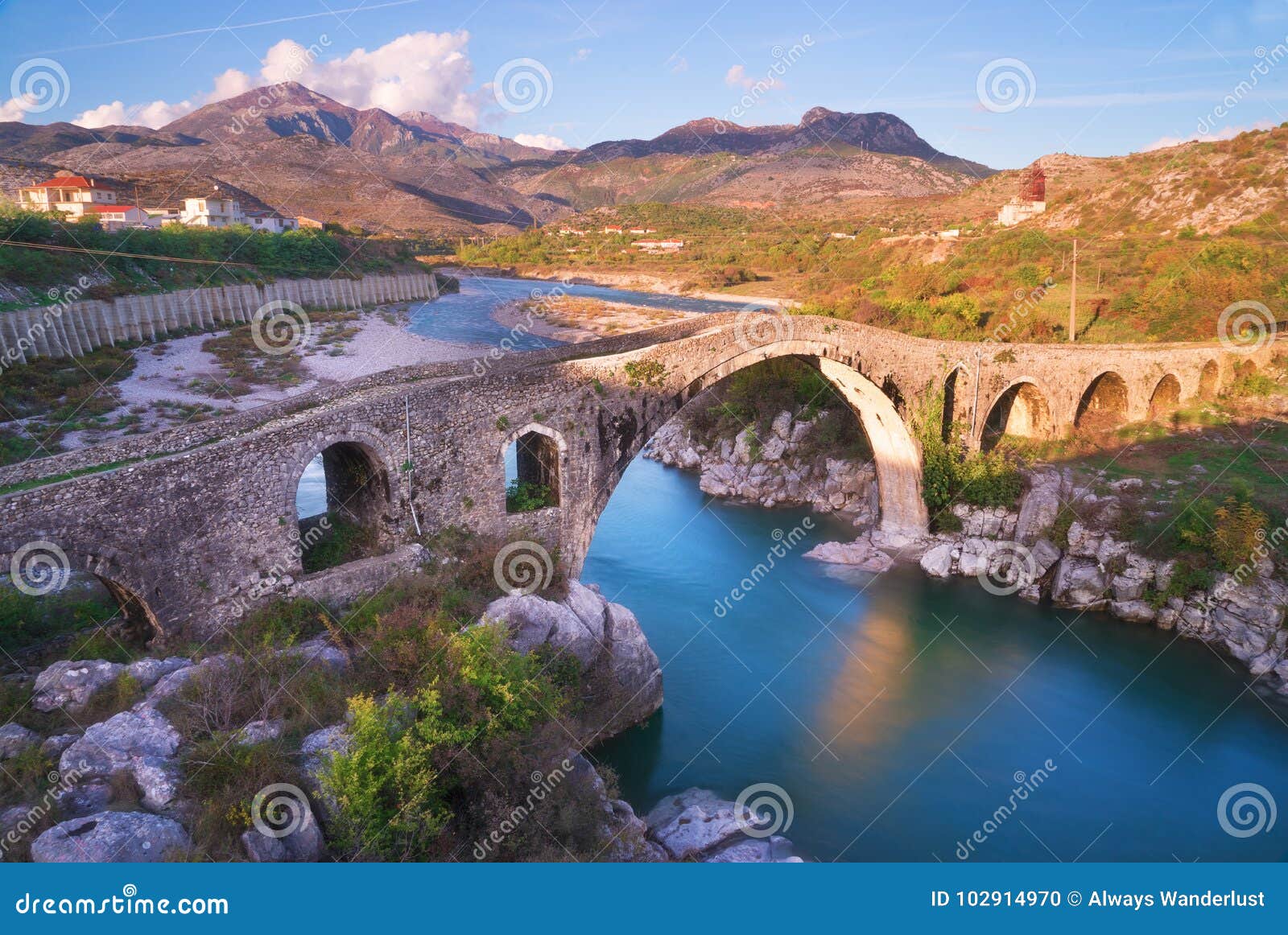 Il Vecchio Ponte Di Mes in Shkoder, Albania Fotografia Stock - Immagine ...