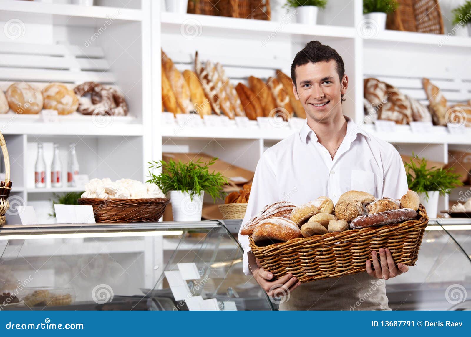 Il venditore in negozio immagine stock. Immagine di negozio - 13687791