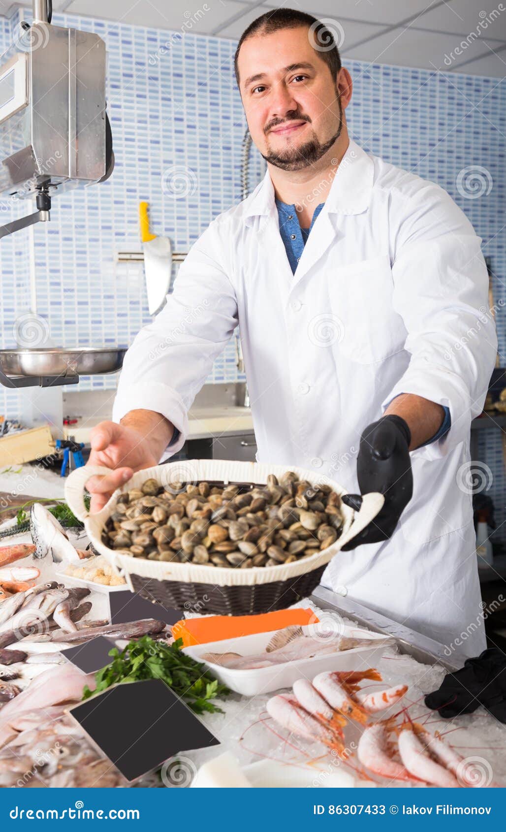 Il Venditore Sorridente Offre Le Cozze Immagine Stock - Immagine di ...