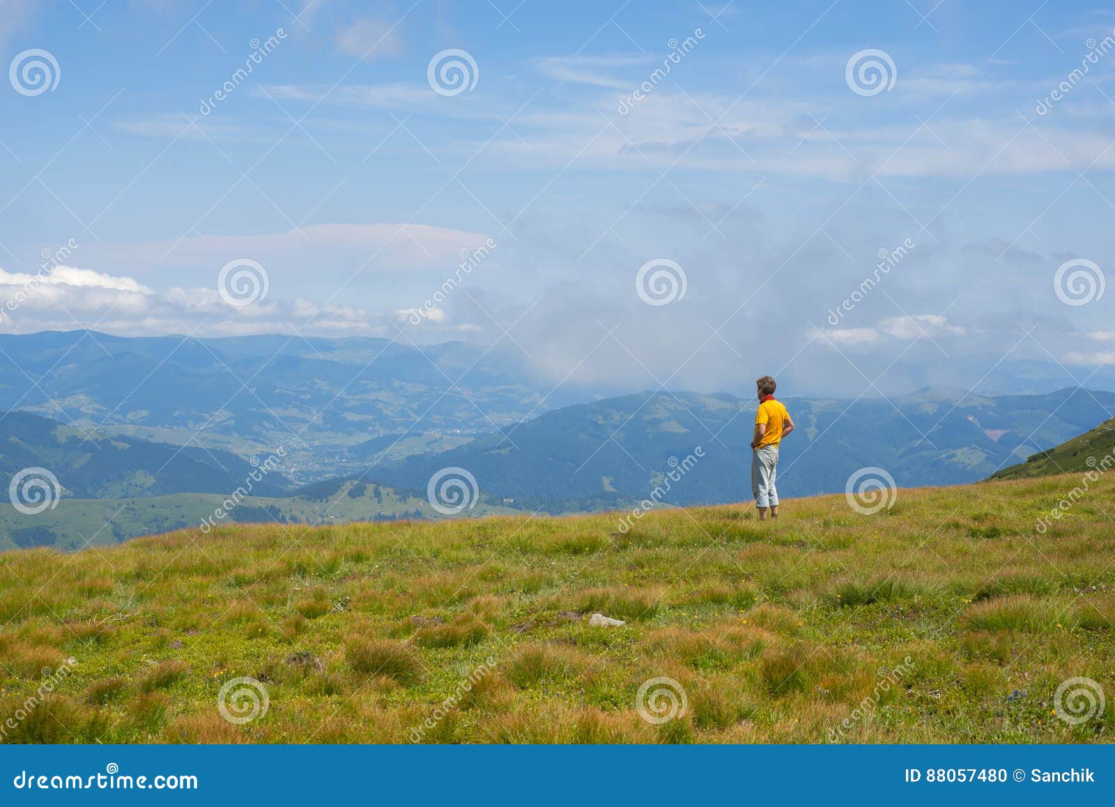 Il Viaggiatore Sta Riposando Su Un Prato Alpino E Sta Ammirando Il ... Il Viaggiatore Sta Riposando Su Un Prato Alpino E Sta Ammirando Il ...