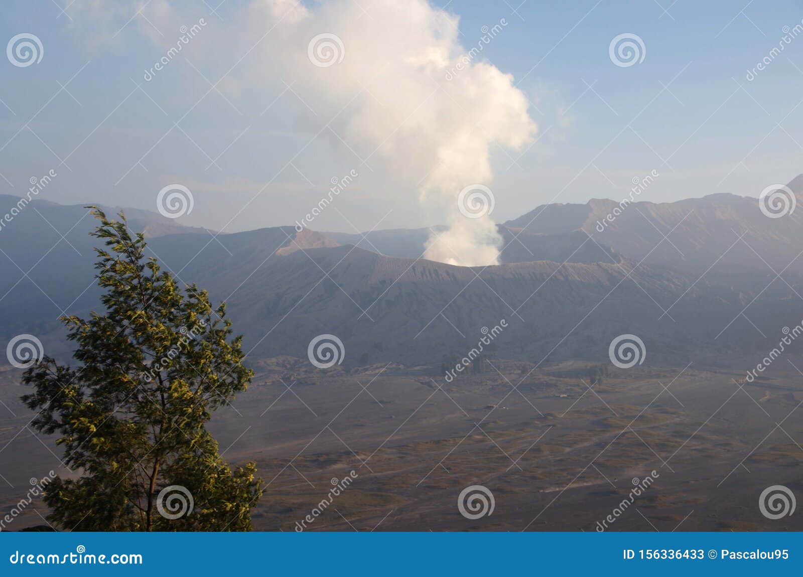 Il Vulcano Bromo Sull'isola Di Java in Indonesia Immagine Stock ...