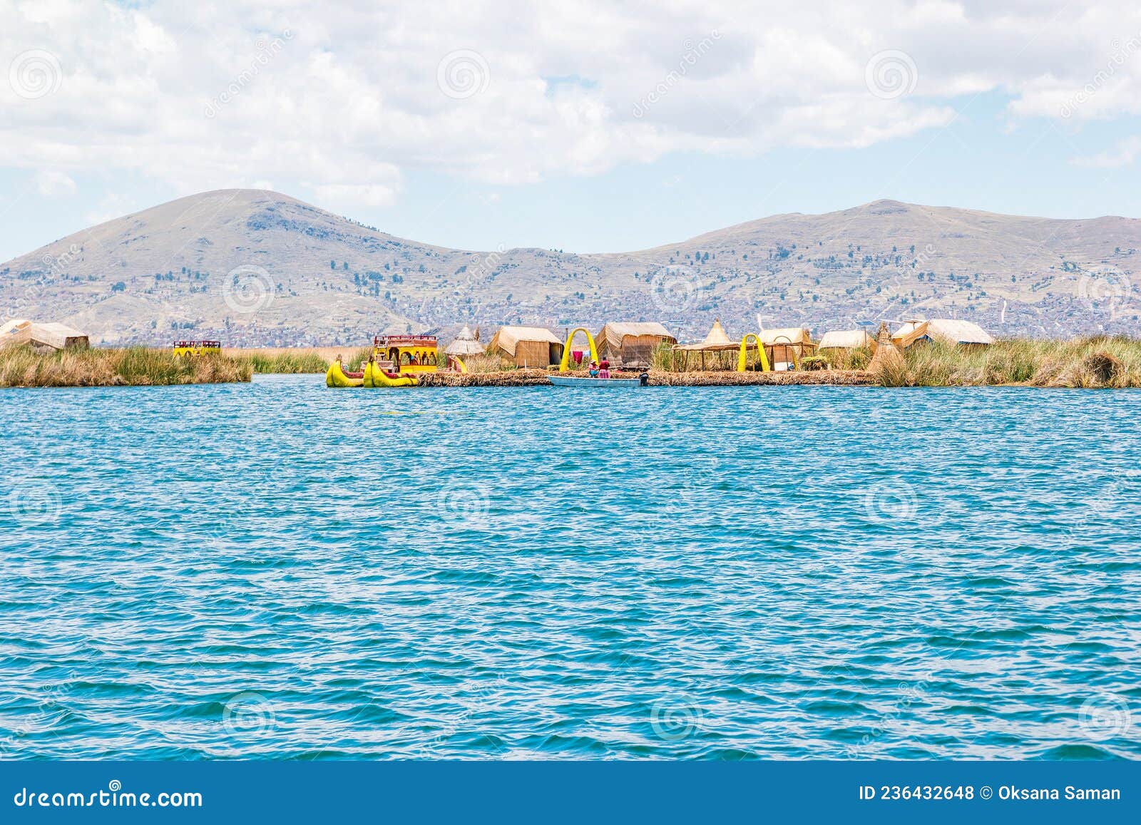 Ilhas De Uros Flutuantes No Lago Titicaca Em Peru Foto de Stock ...