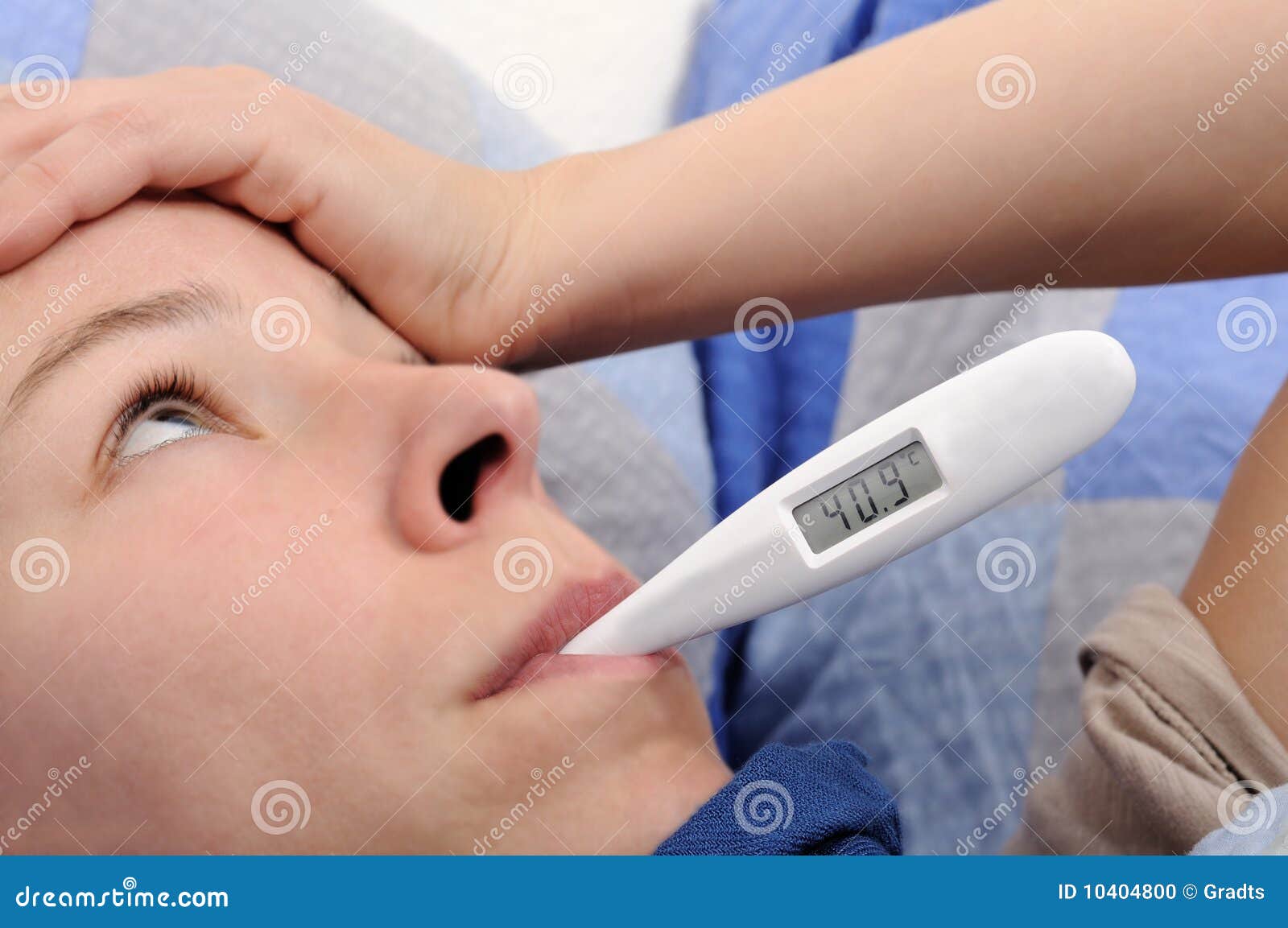 Ill Della Ragazza Di Febbre Fotografia Stock - Immagine di freddo ...