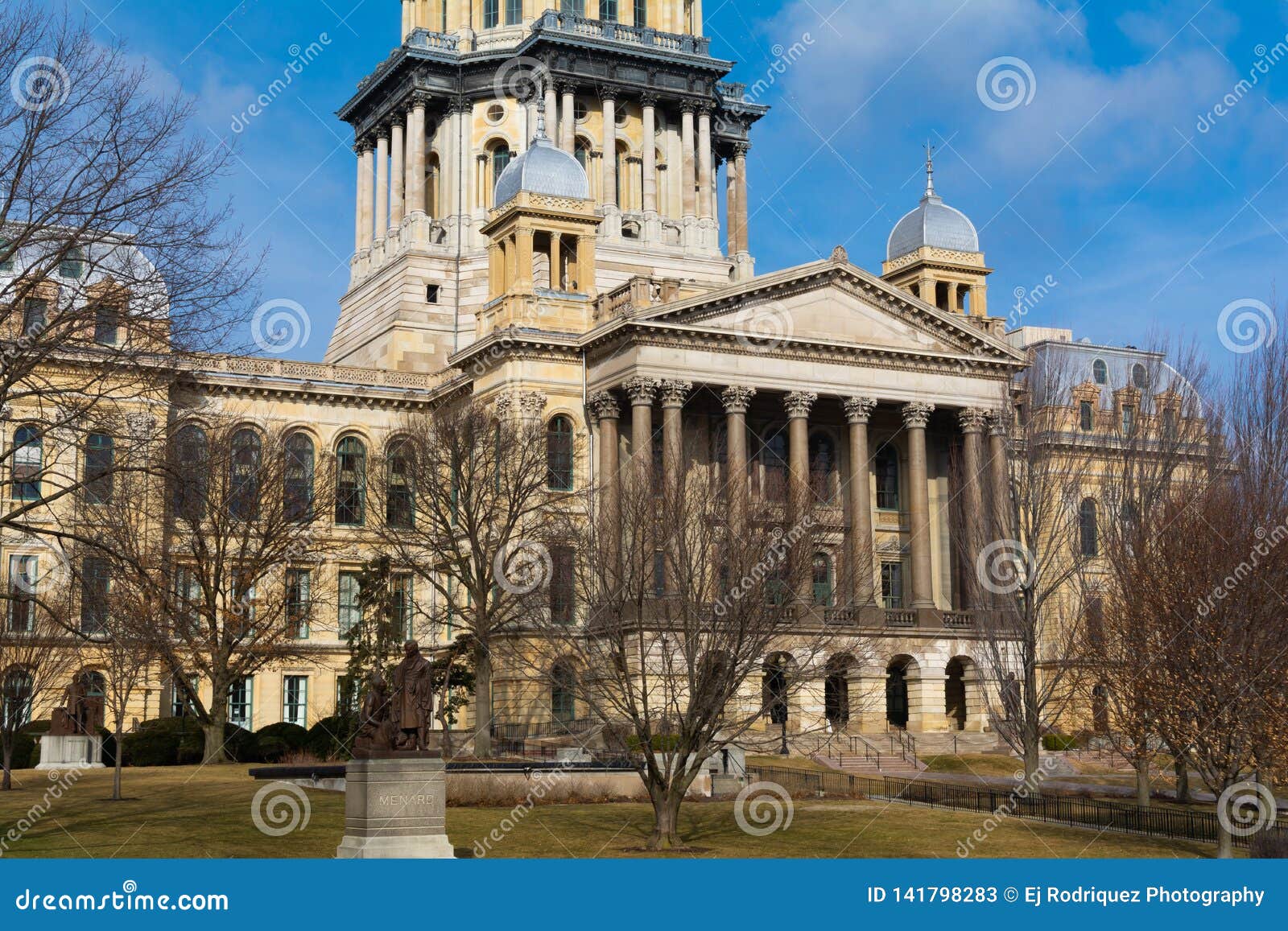 Illinois State Capitol Building Stock Image - Image of morning, square ...