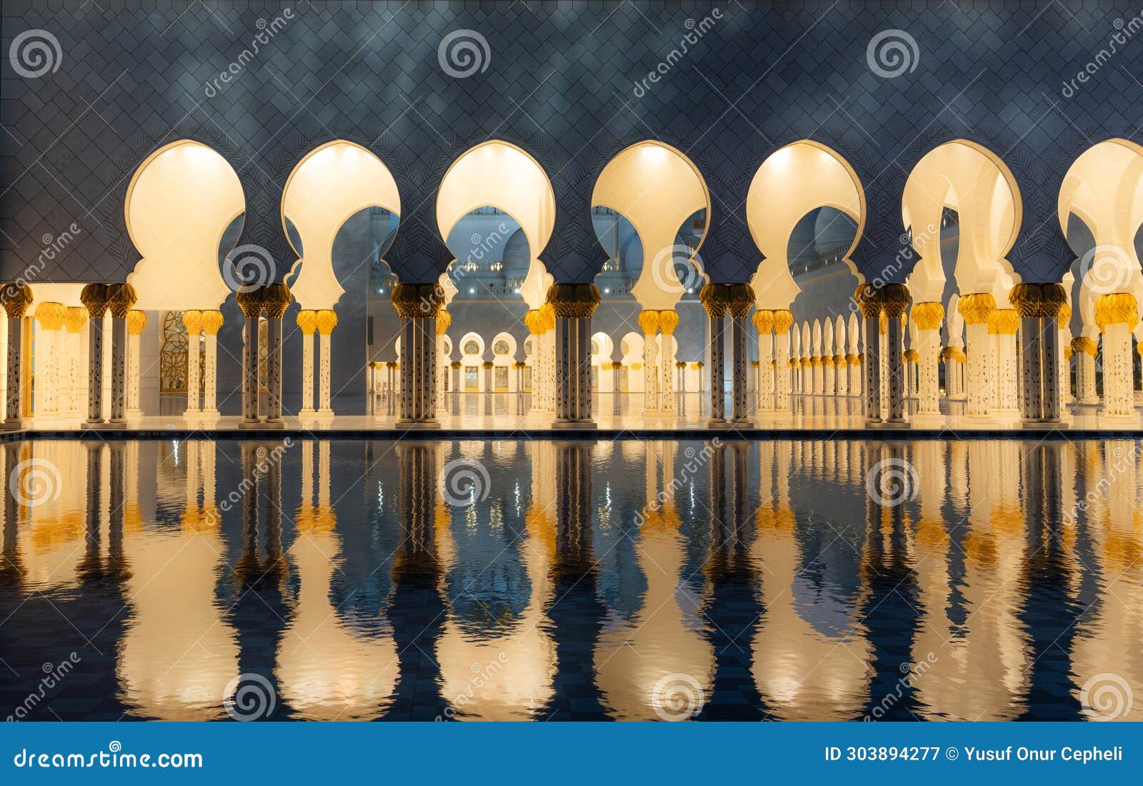 Amazing Night Reflection at Mosque, Abu Dhabi, United Arab Emirates ...