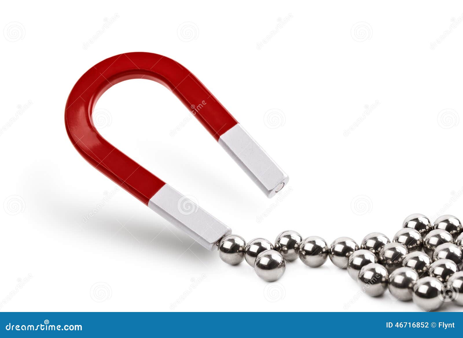 Imán Que Atrae Bolas Del Cromo Foto de archivo - Imagen de magnético ...