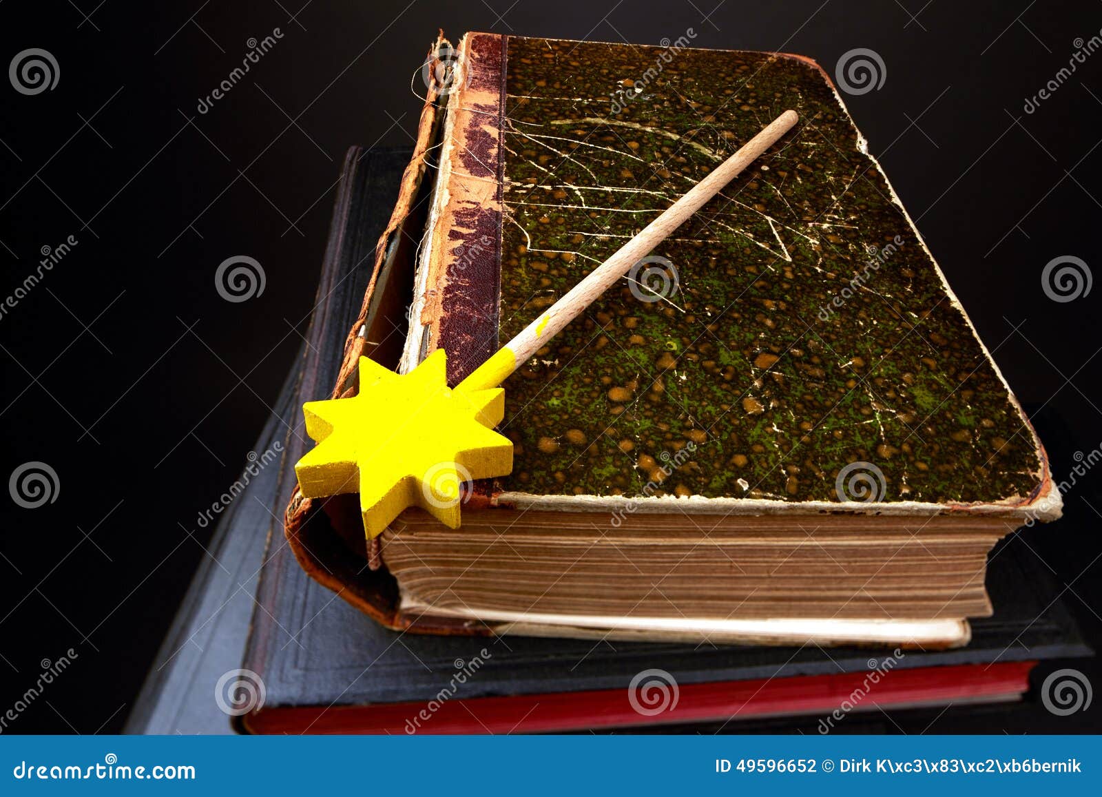 Im Altem Stil Magisches Buch Stockfoto - Bild von zauberstab, zaubern ...