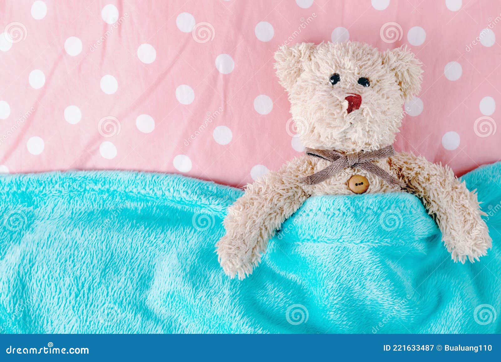 Im Bett Liegender Teddybär. Stockbild - Bild von geschenke, punkt ...