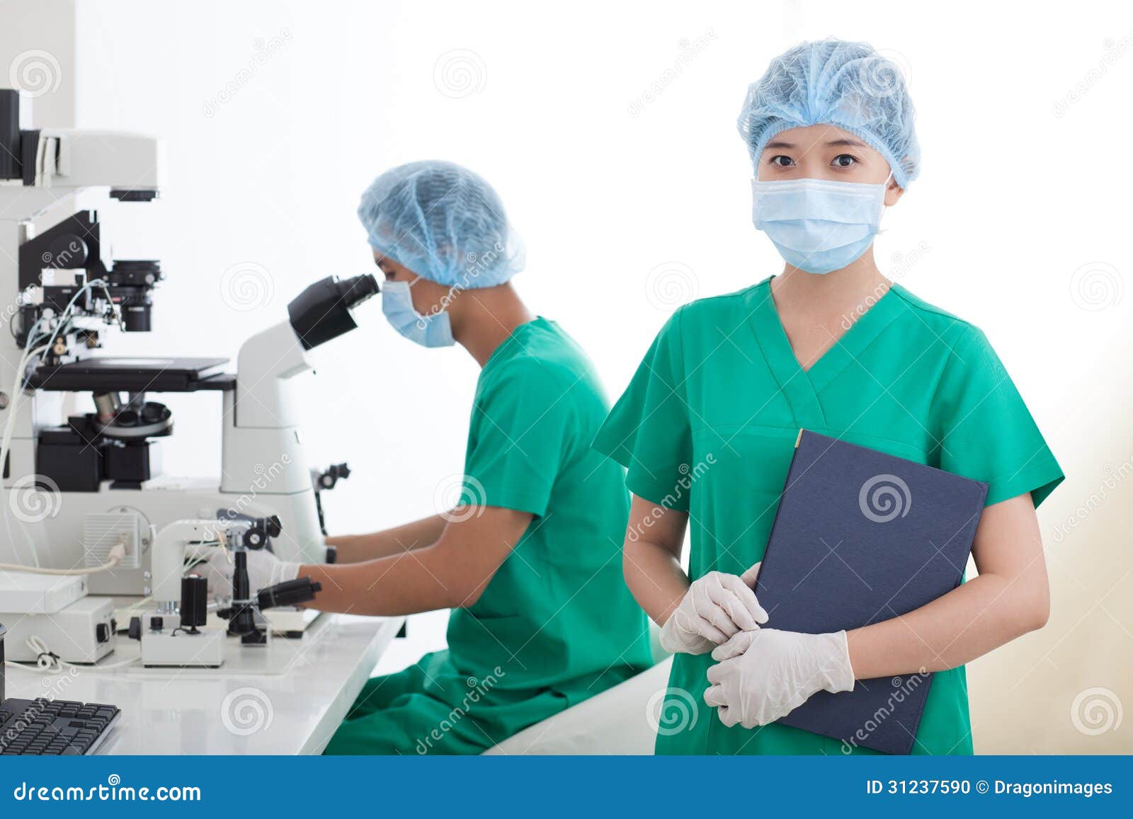 Im Labor stockfoto. Bild von biotechnologie, mann, mode - 31237590