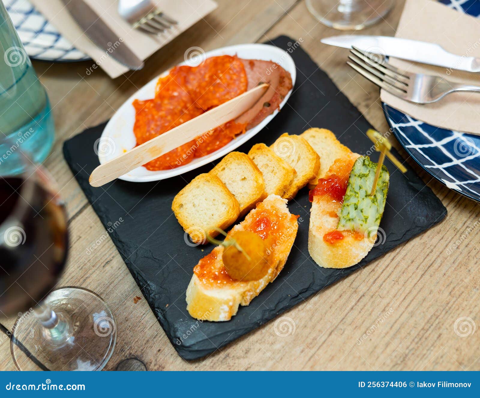 Im Restaurant Werden Verschiedene Tapas an Schwarzer Tafel Serviert ...