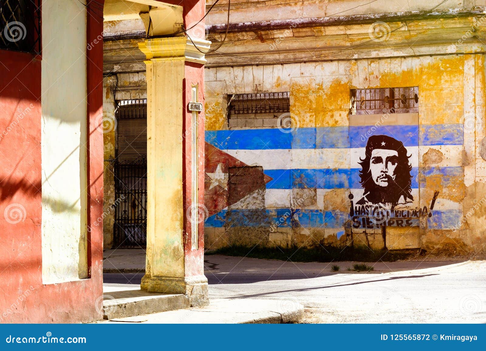 Image of Che Guevara and a Cuban Flag on an Old Building in Havana ...