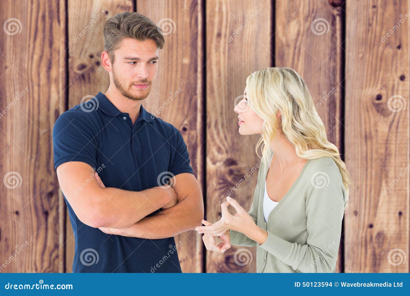 Image Composée De Jeunes Couples Ayant Un Argument Photo stock - Image ...