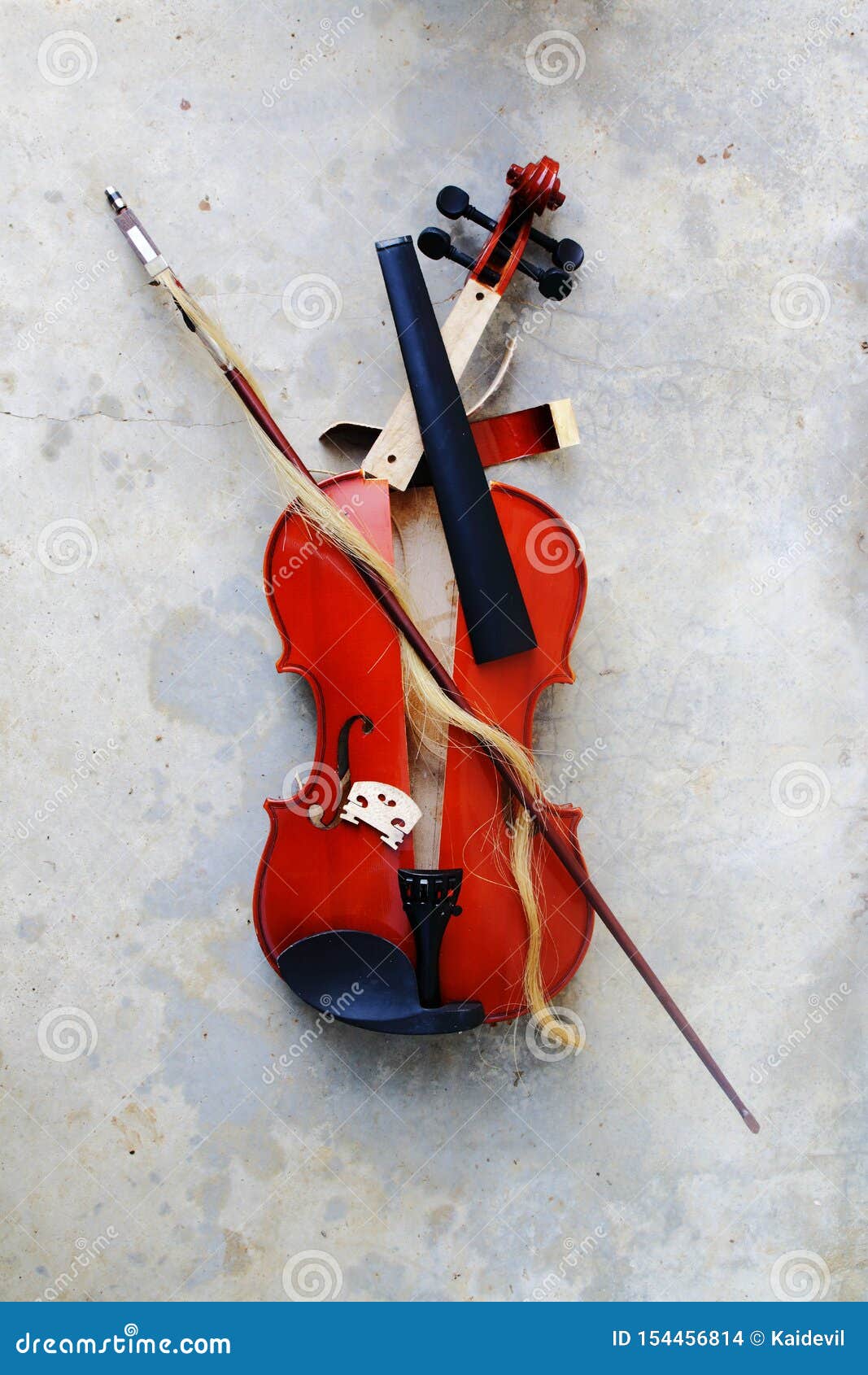 Cracked Violin on the Floor Stock Photo - Image of shape, string: 154456814