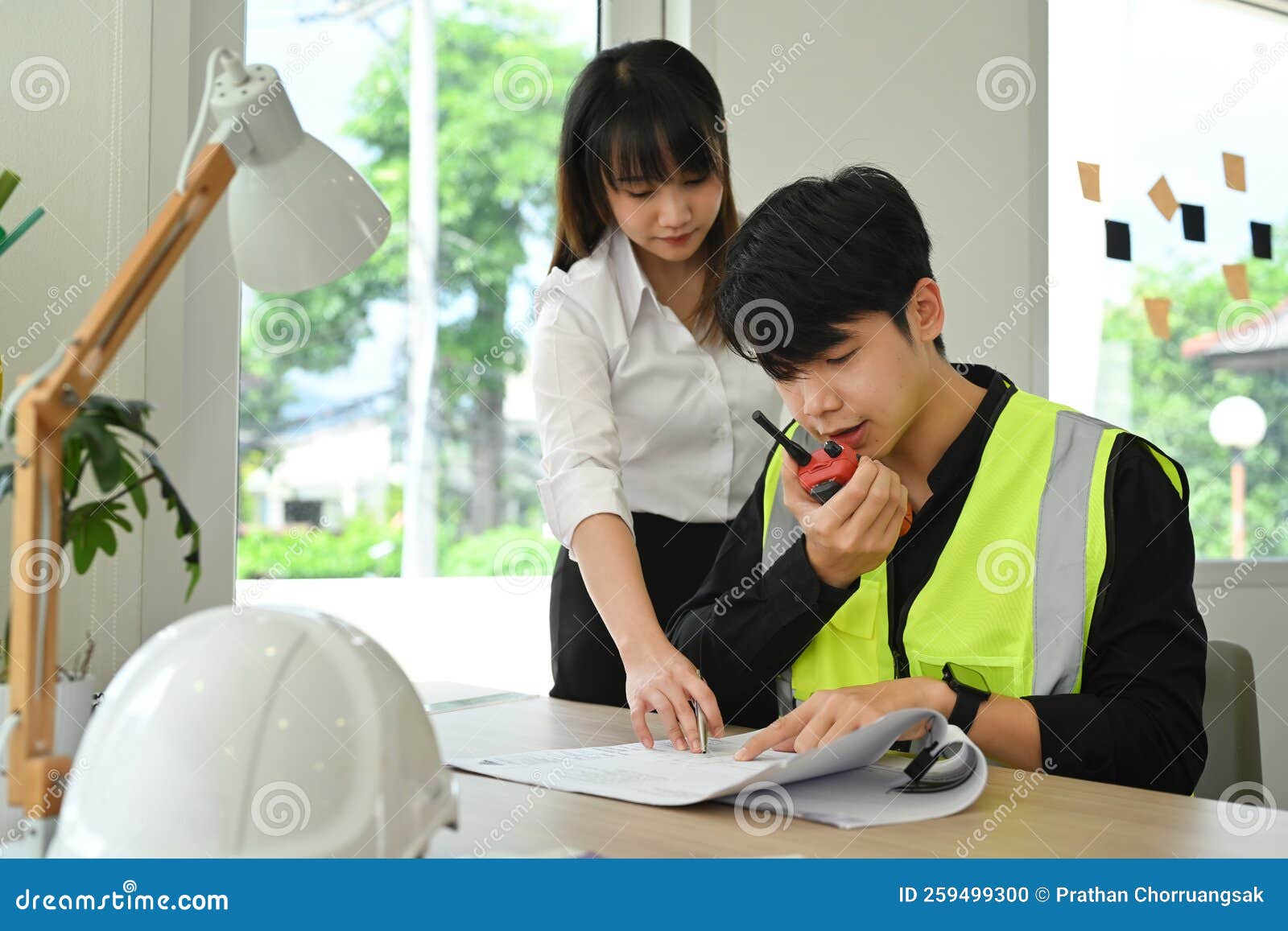 Image De Jeunes Architectes Collaborant Discuter Du Projet De ...