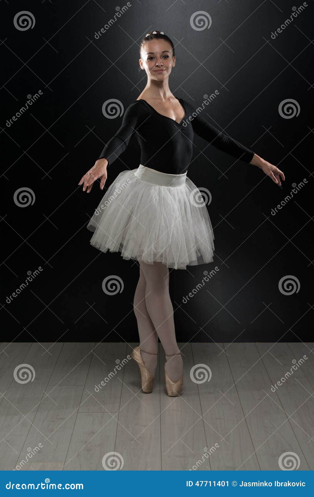 Image De La Danse Mignonne Flexible De Ballerine Dans Le Studio Image ...