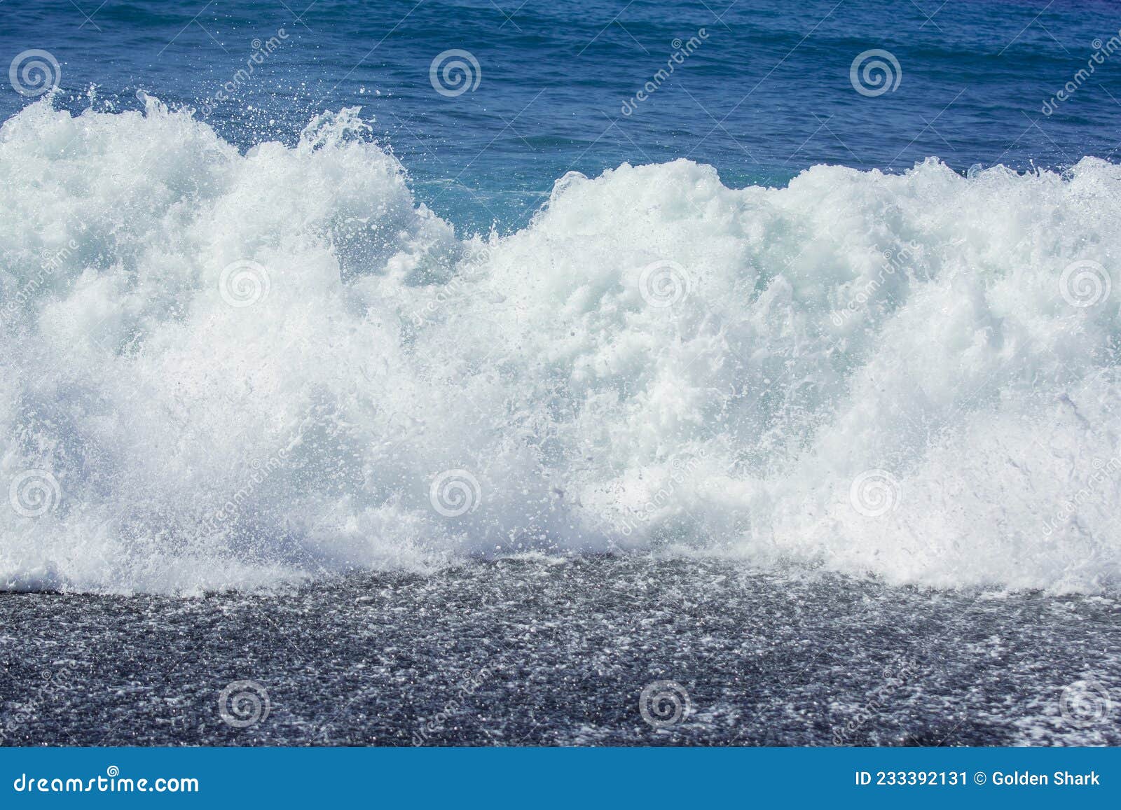 Image De La Plage De Sable Noir Volcanique Et Des Vagues Image stock ...