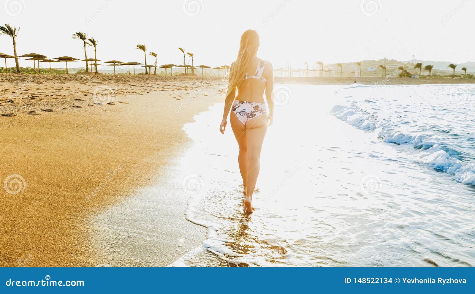 Image De Vue Arrire De La Belle Femme Aux Pieds Nus Sexy Dans Le