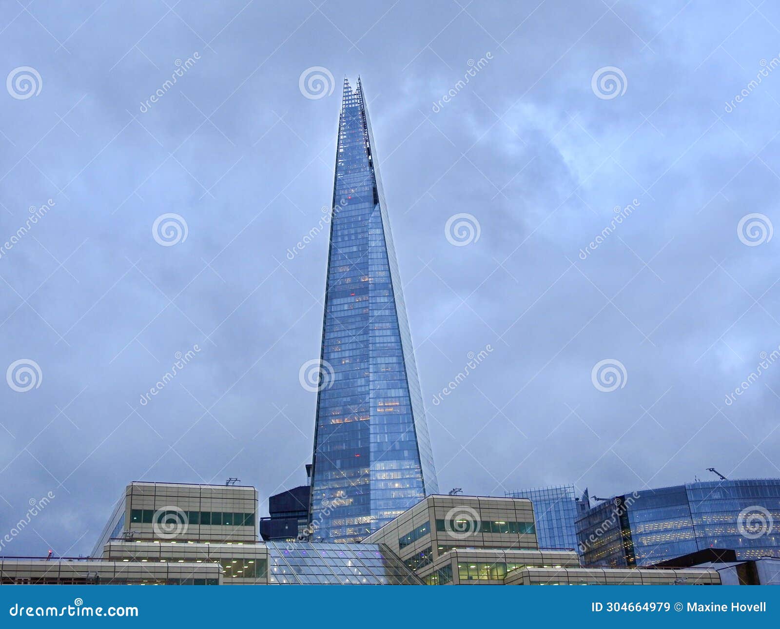 London Shard in cloud editorial stock image. Image of buildings - 304664979