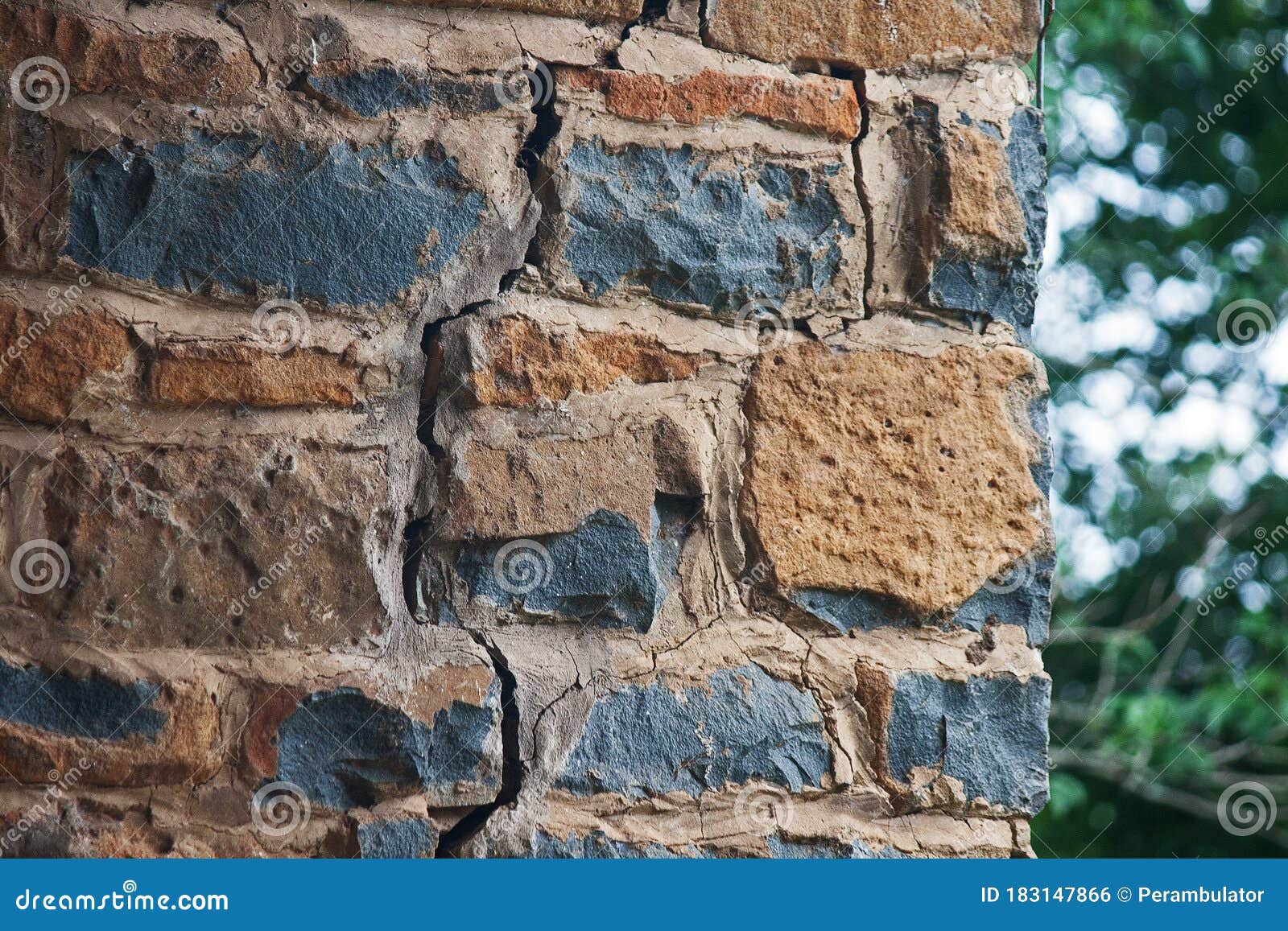 CRACKS in a ROCK WALL on a CORNER Stock Photo - Image of wall, crack ...