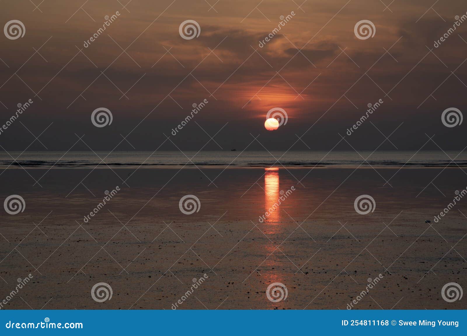 Sunset during Low-tide at the Beach. Stock Photo - Image of outdoor ...