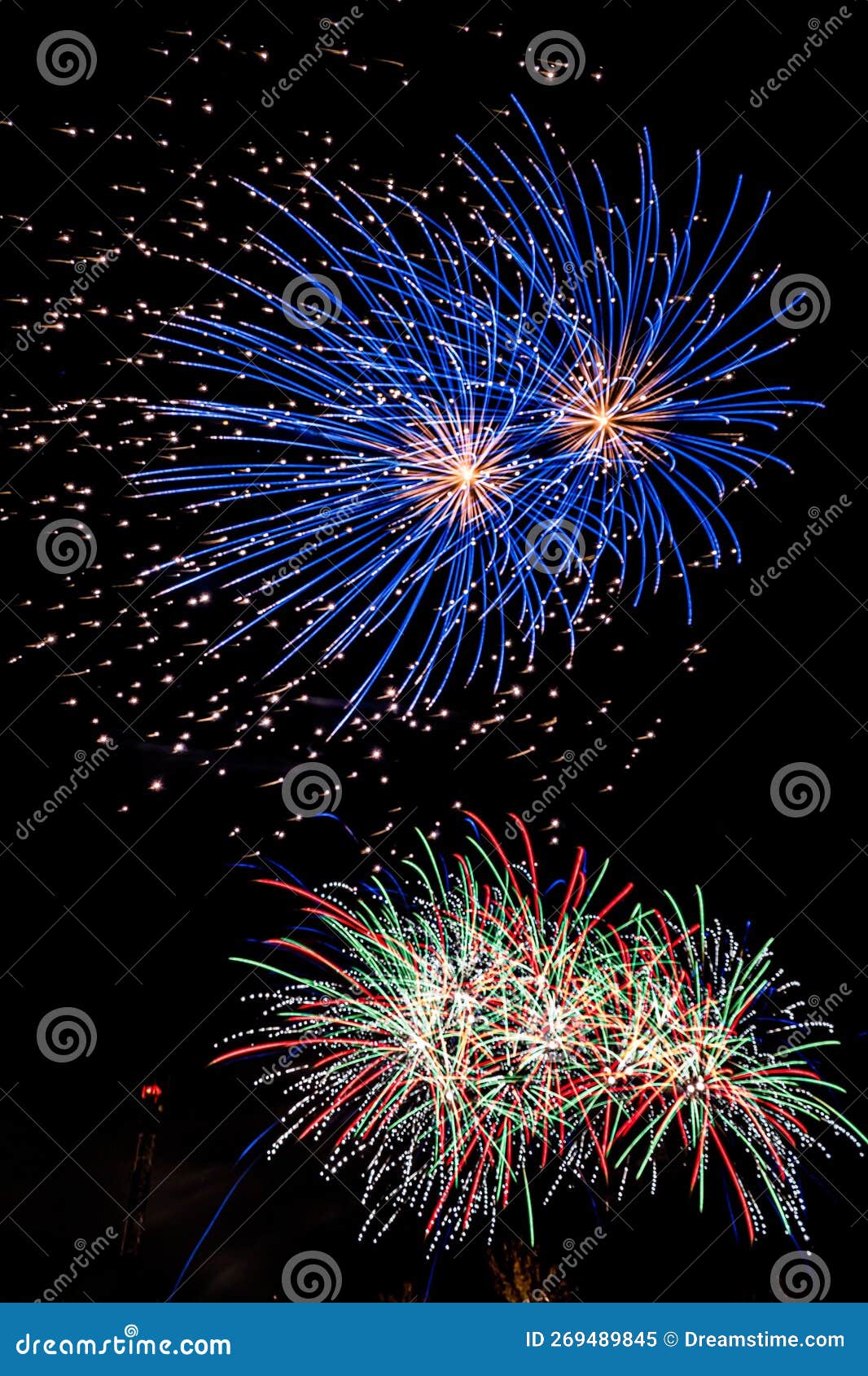 Image Verticale D'un Feu D'artifice Avec Vent Affectant La Pyrotechnie ...