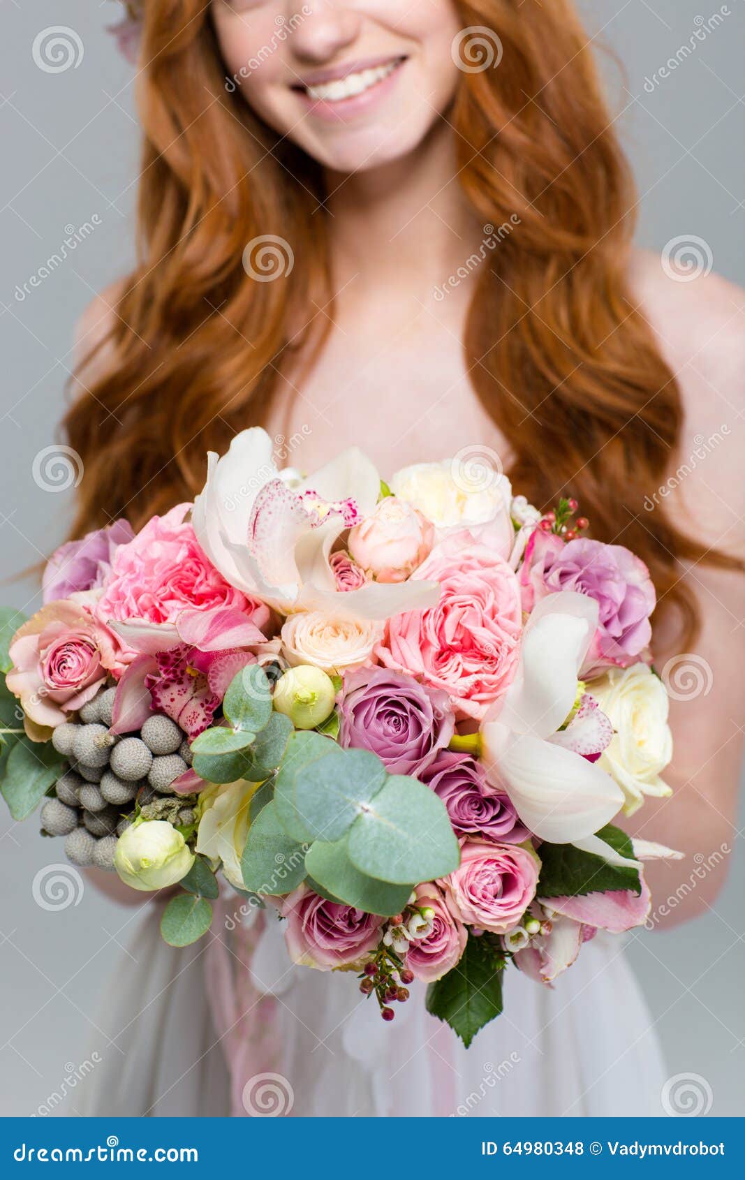 Imagem Colhida De Uma Mulher Que Guarda Flores Foto de Stock - Imagem ...