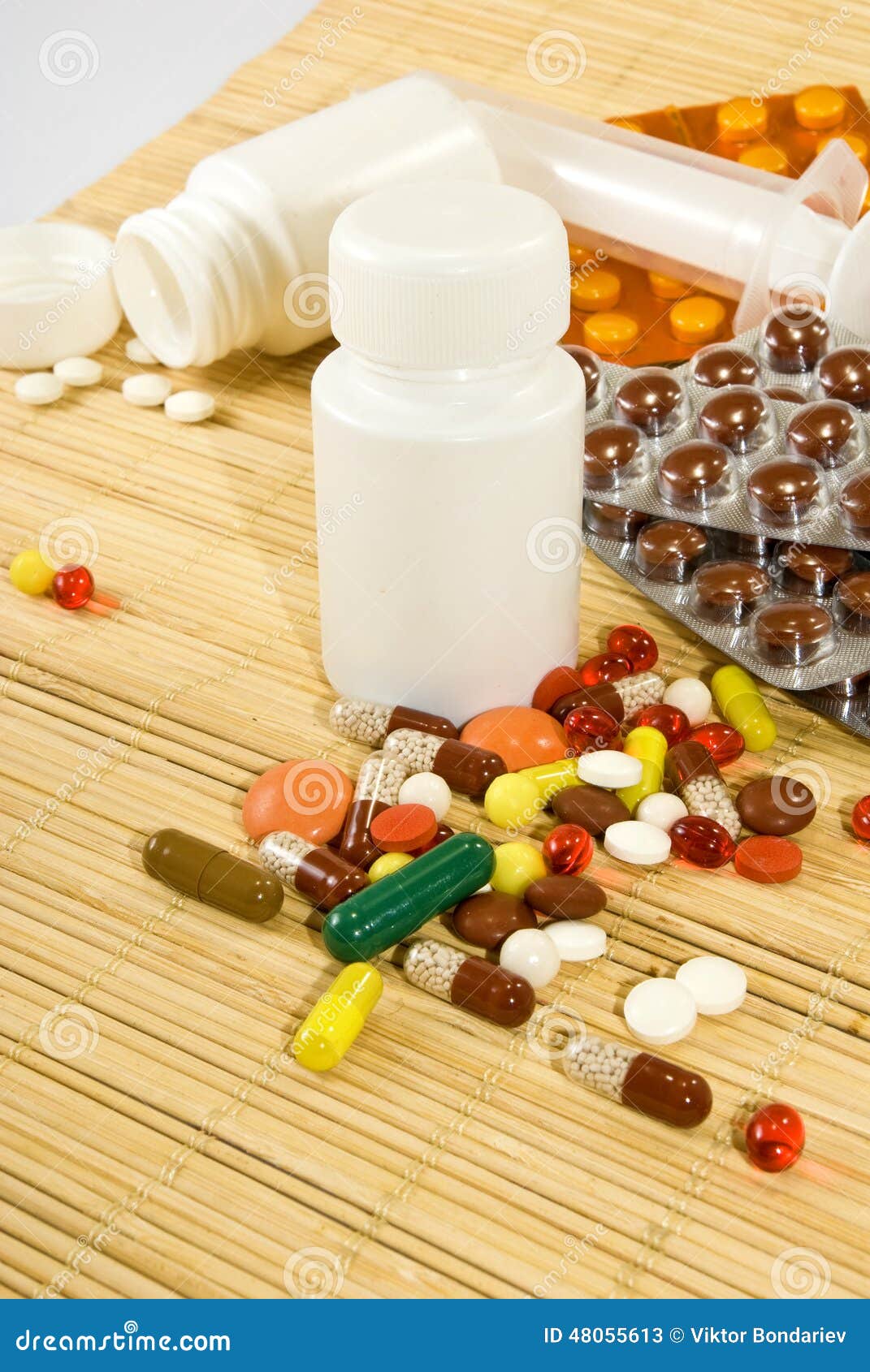 Imagem De Comprimidos Diferentes Na Tabela Imagem de Stock - Imagem de ...