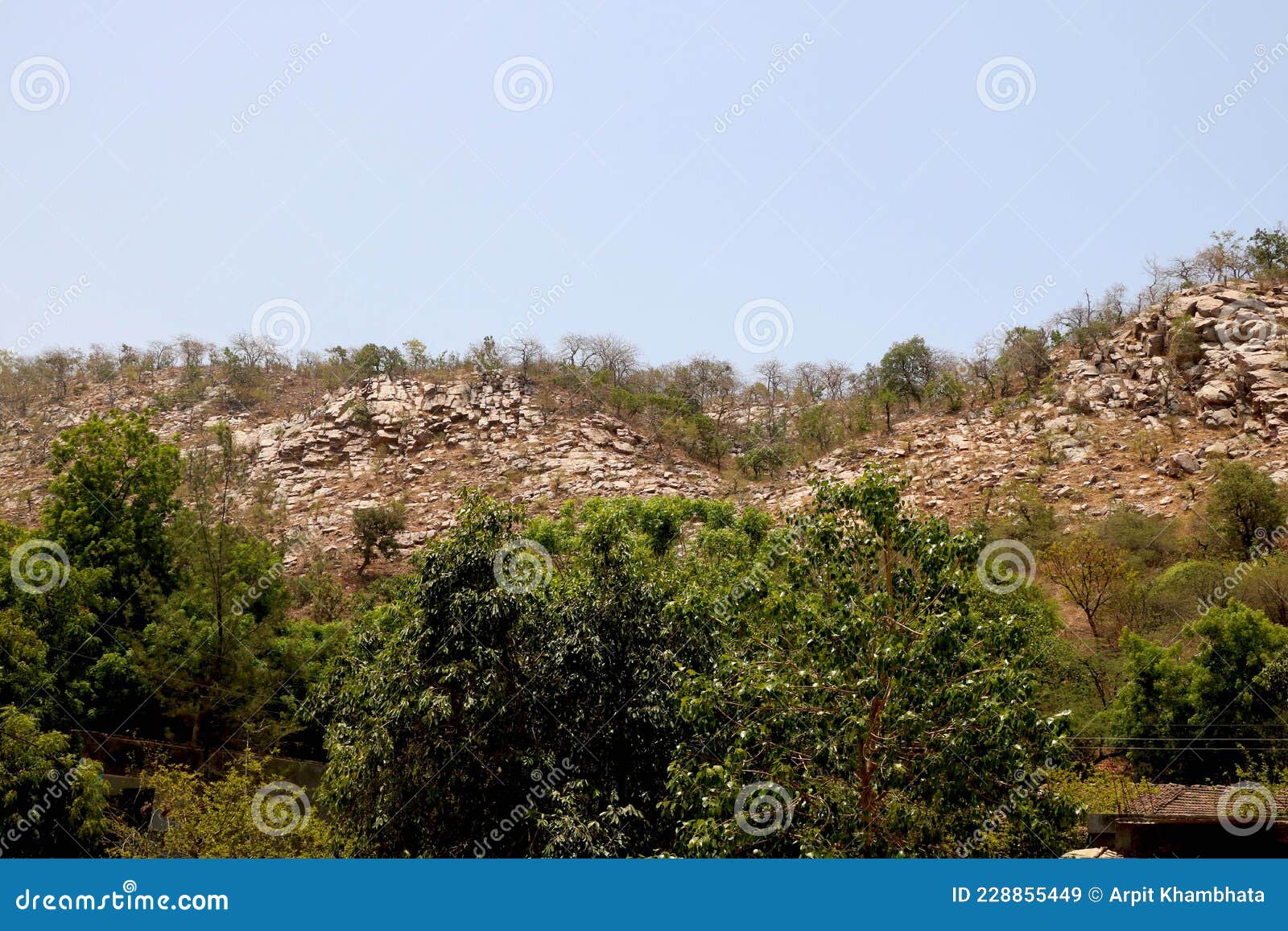 Imagem De Pequena Colina Com Grande Rocha Imagem de Stock - Imagem de ...