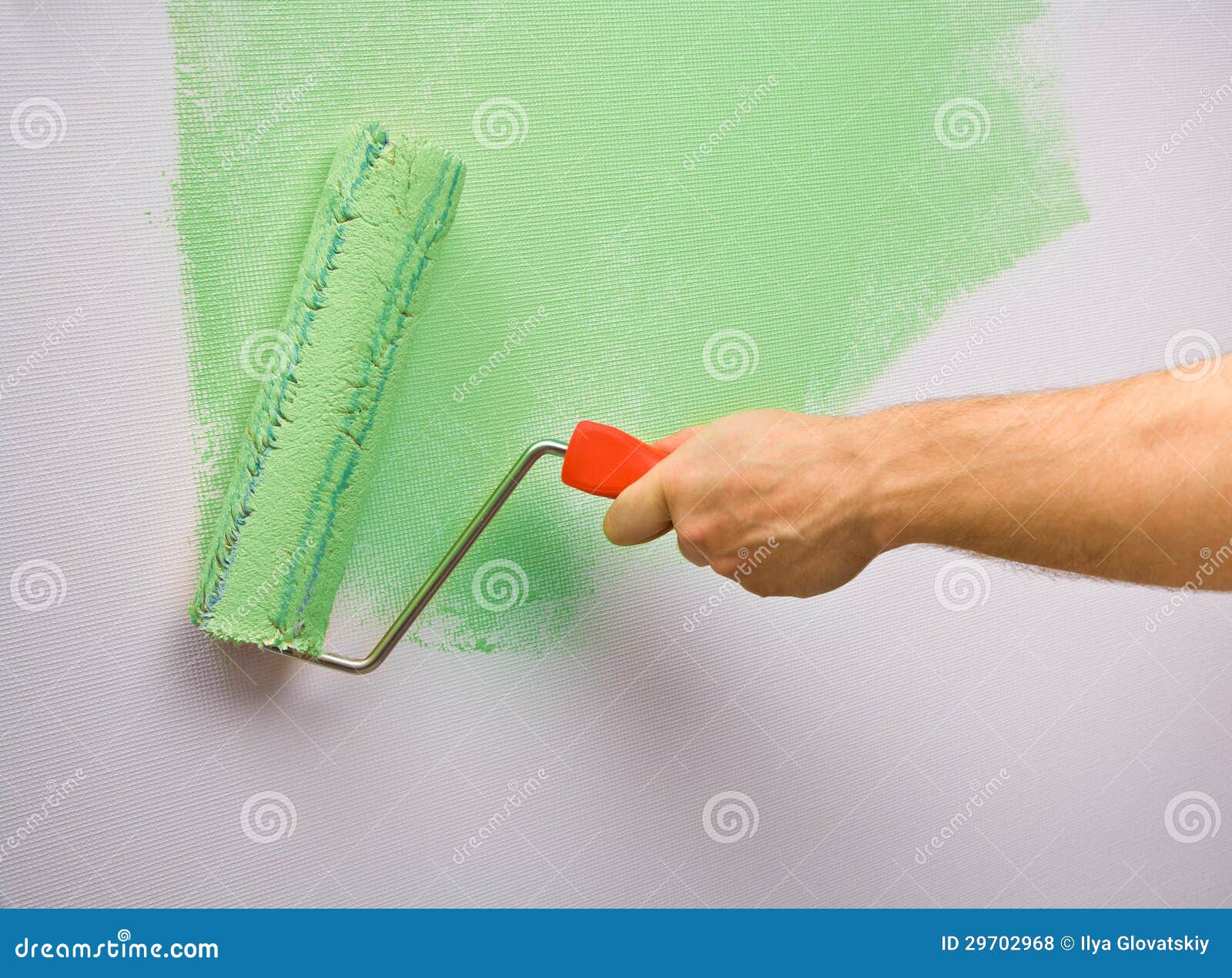 Pintando a parede com rolo foto de stock. Imagem de vertical - 29702968