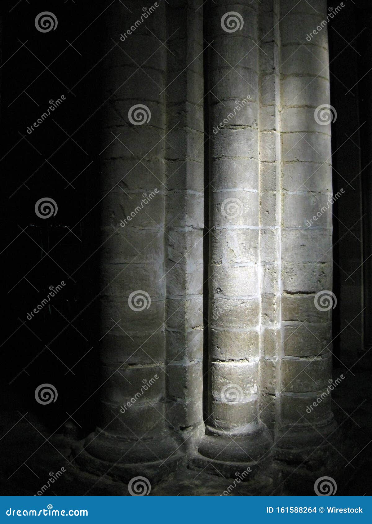 Imagem Vertical Da Luz Refletindo Nas Colunas Foto de Stock - Imagem de ...