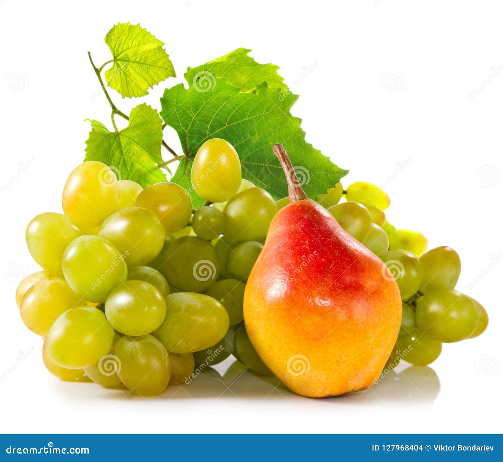 Imagen Aislada De Uvas Y Del Primer De Las Peras Foto de archivo ...