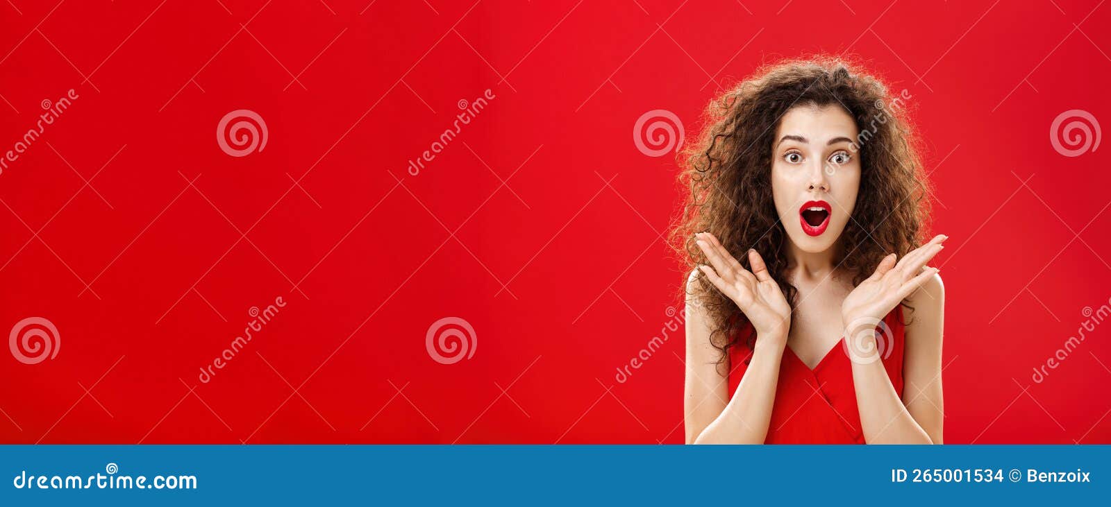 Imagen De La Jovencita Elegante Y Divertida Con Un Peinado Cursi Con Labios Rojos Foto De