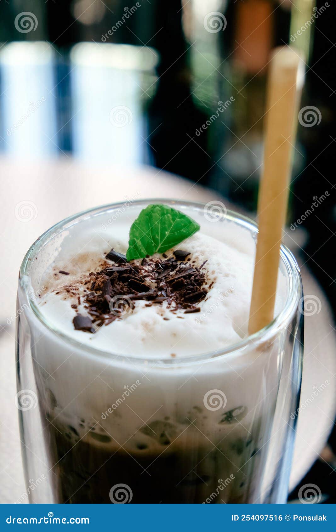 Imagen De Leche De Chocolate Foto de archivo - Imagen de madera, dulce ...