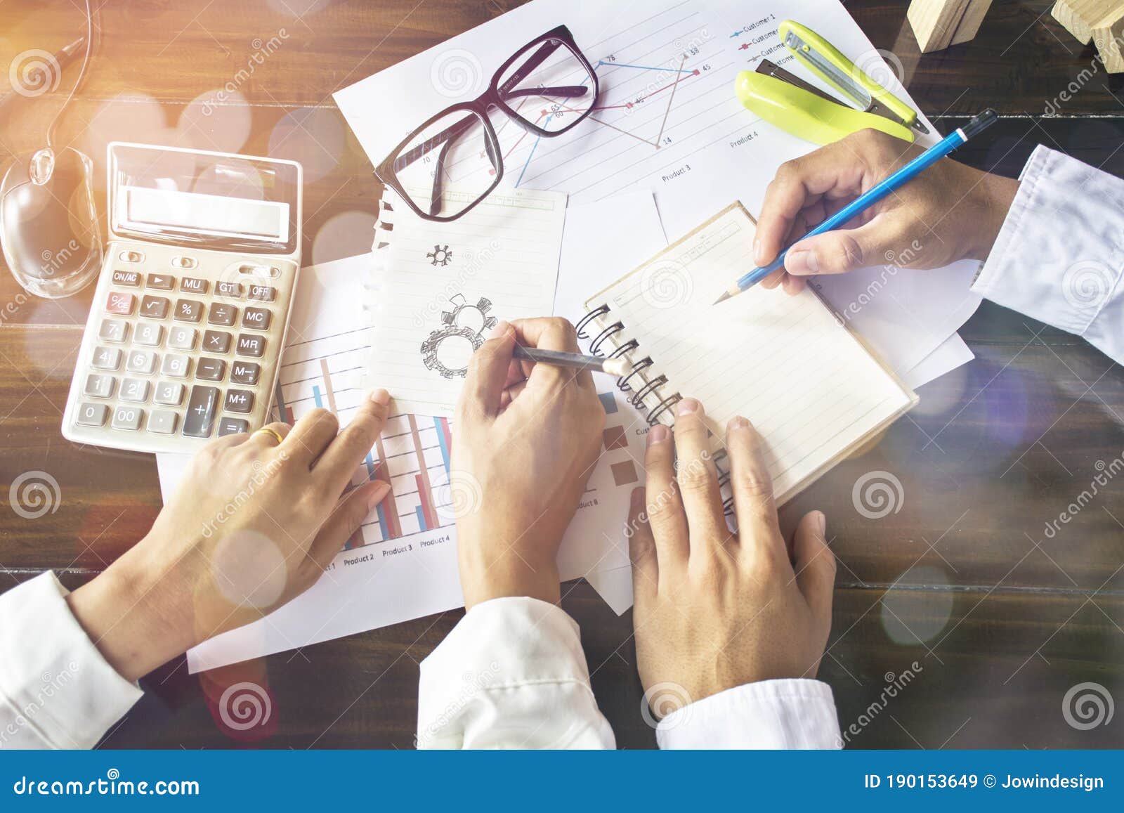 Imagen De Mujer Rellenando Papel En Blanco Imagen de archivo - Imagen ...