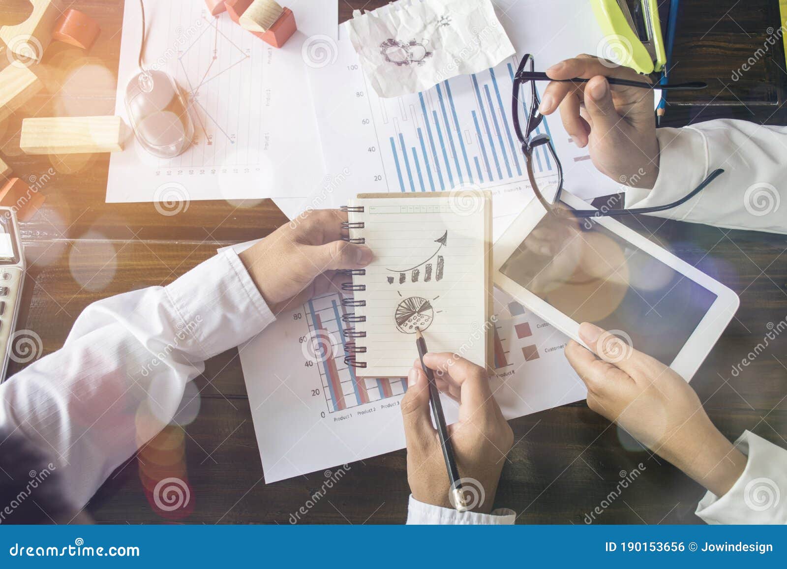 Imagen De Mujer Rellenando Papel En Blanco Foto de archivo - Imagen de ...