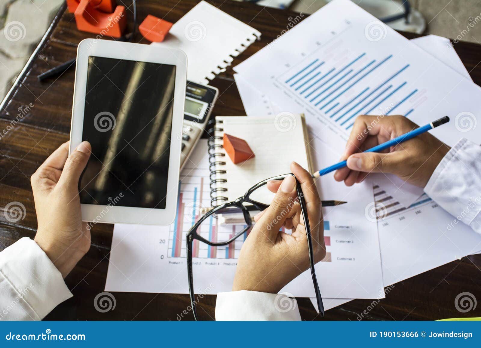 Imagen De Mujer Rellenando Papel En Blanco Foto de archivo - Imagen de ...