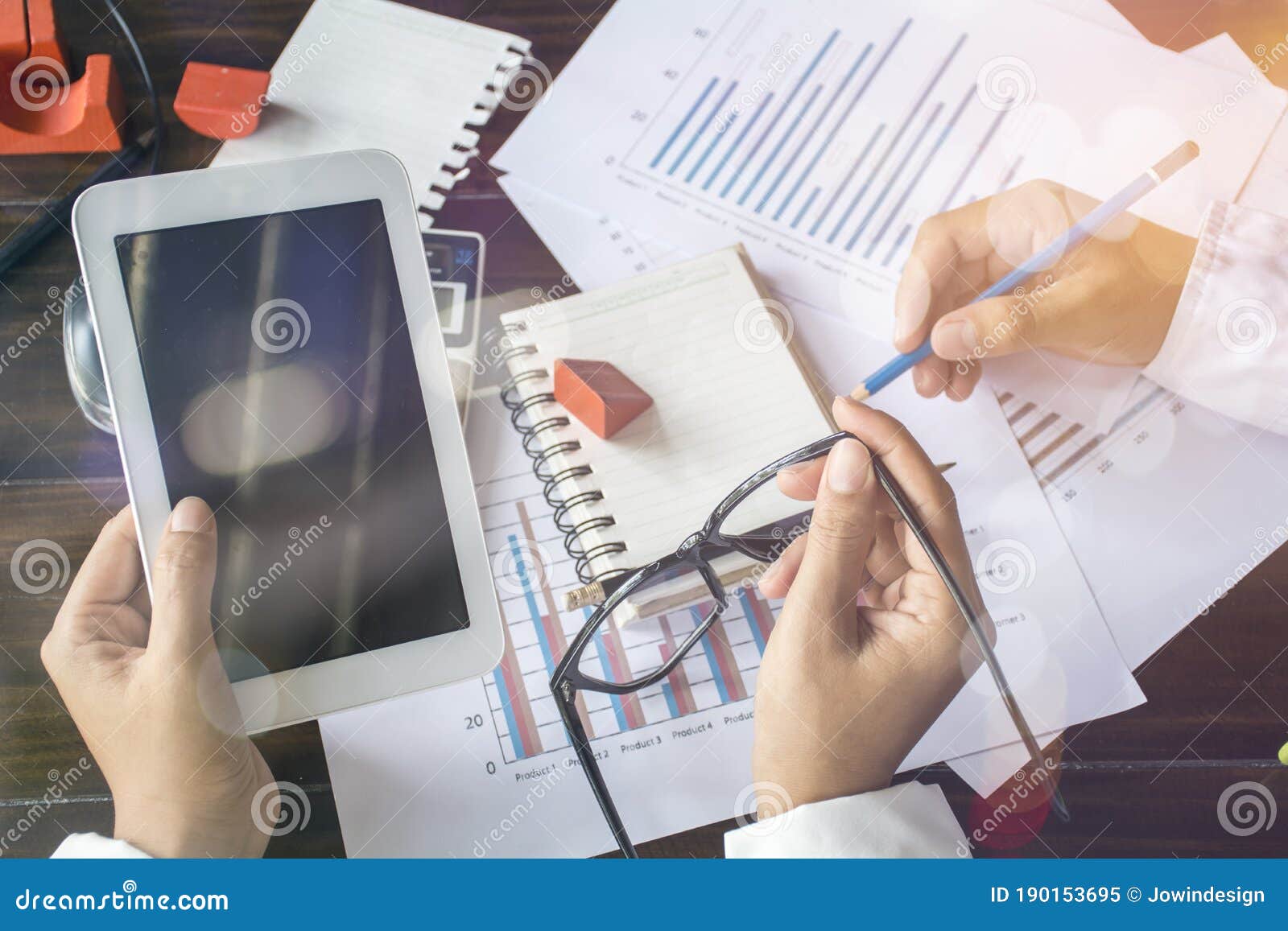 Imagen De Mujer Rellenando Papel En Blanco Imagen de archivo - Imagen ...