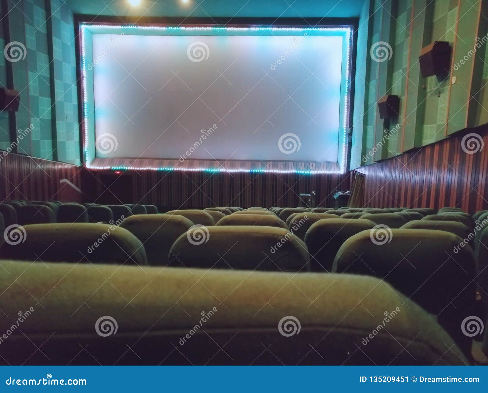 Imagen De Un Pasillo Del Cine Imagen de archivo - Imagen de esto, haga ...