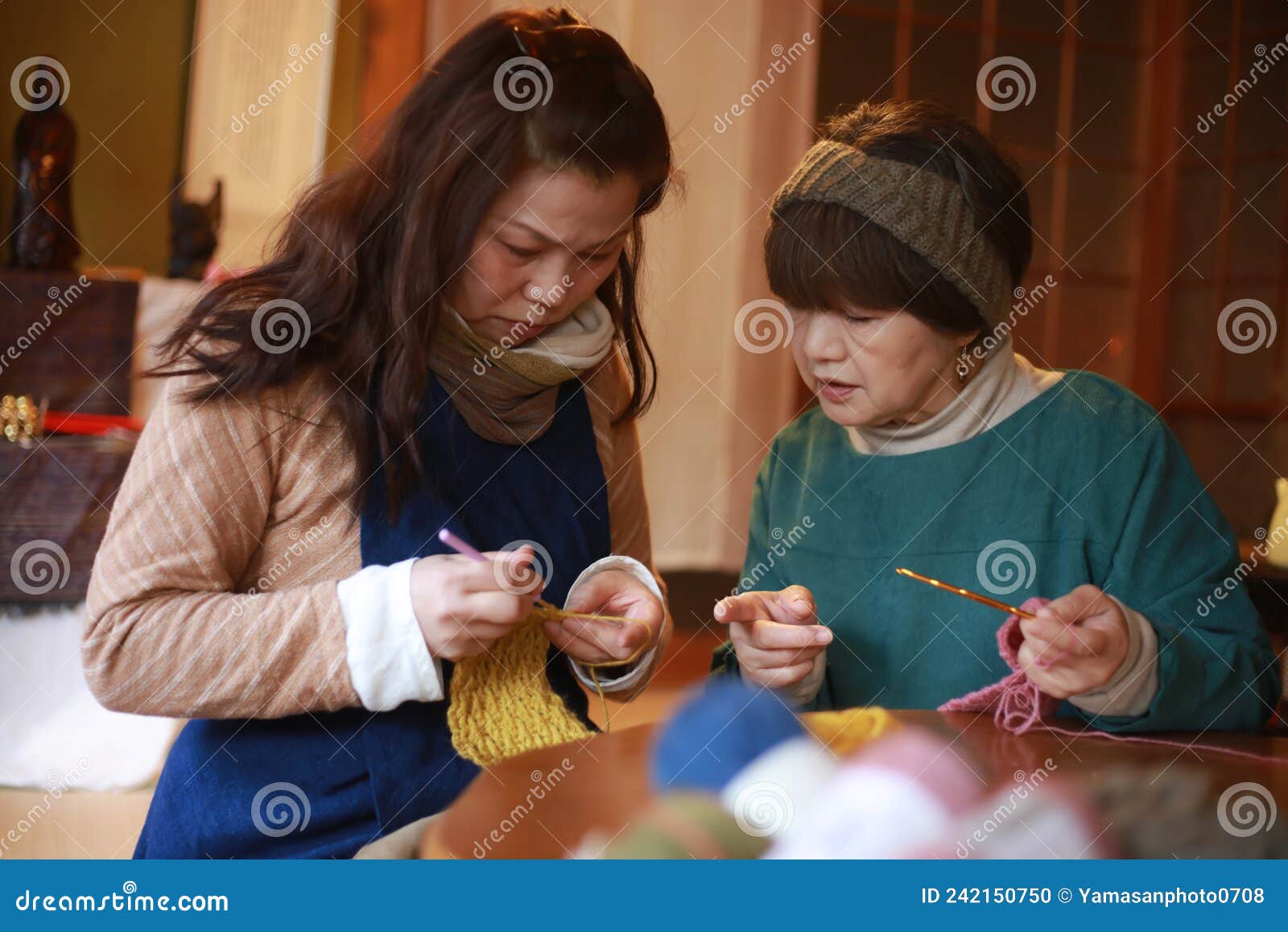 Imagen De Una Mujer Tejiendo Foto de archivo - Imagen de tejer ...