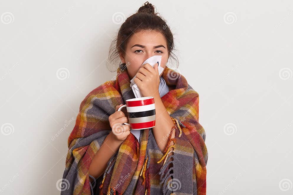 Imagen Del Estudio De La Joven Con El Pañuelo En La Cabeza Y La Copa En ... Imagen Del Estudio De La Joven Con El Pañuelo En La Cabeza Y La Copa En ...