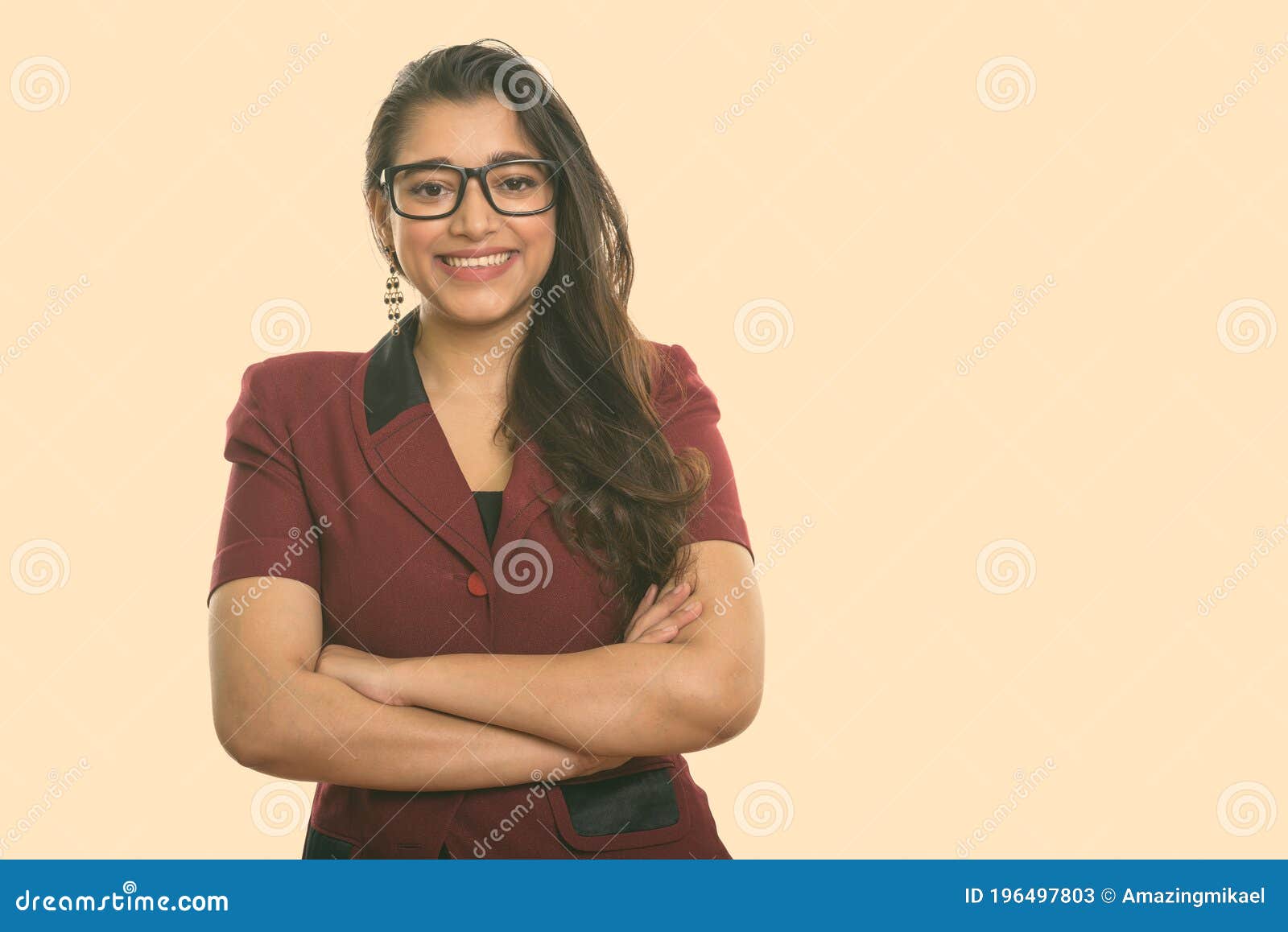 Imagen En Estudio De Una Joven Y Feliz Empresaria India Sonriendo Con ... Imagen En Estudio De Una Joven Y Feliz Empresaria India Sonriendo Con ...